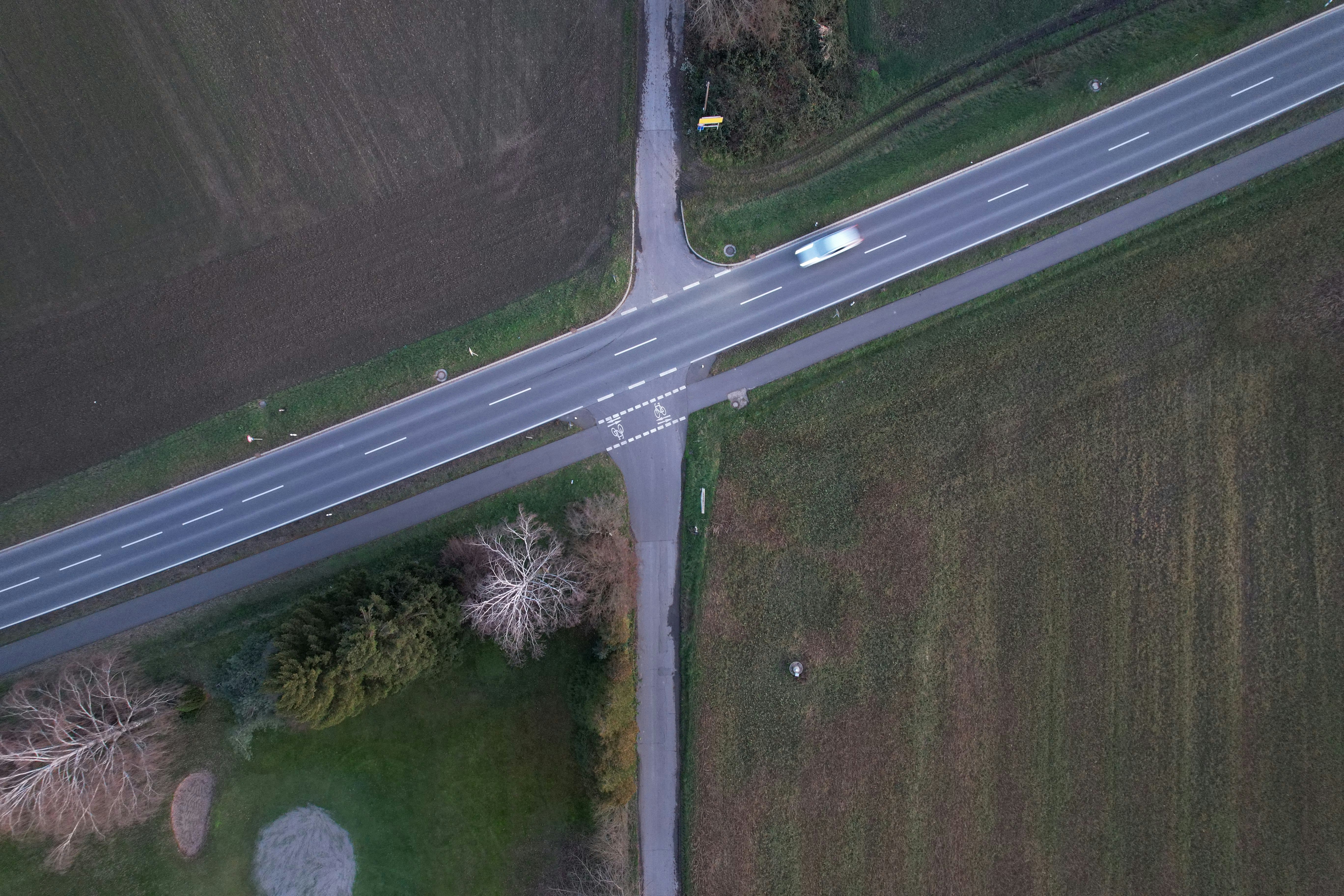 An aerial view of a two lane highway photo – Free Road Image on Unsplash