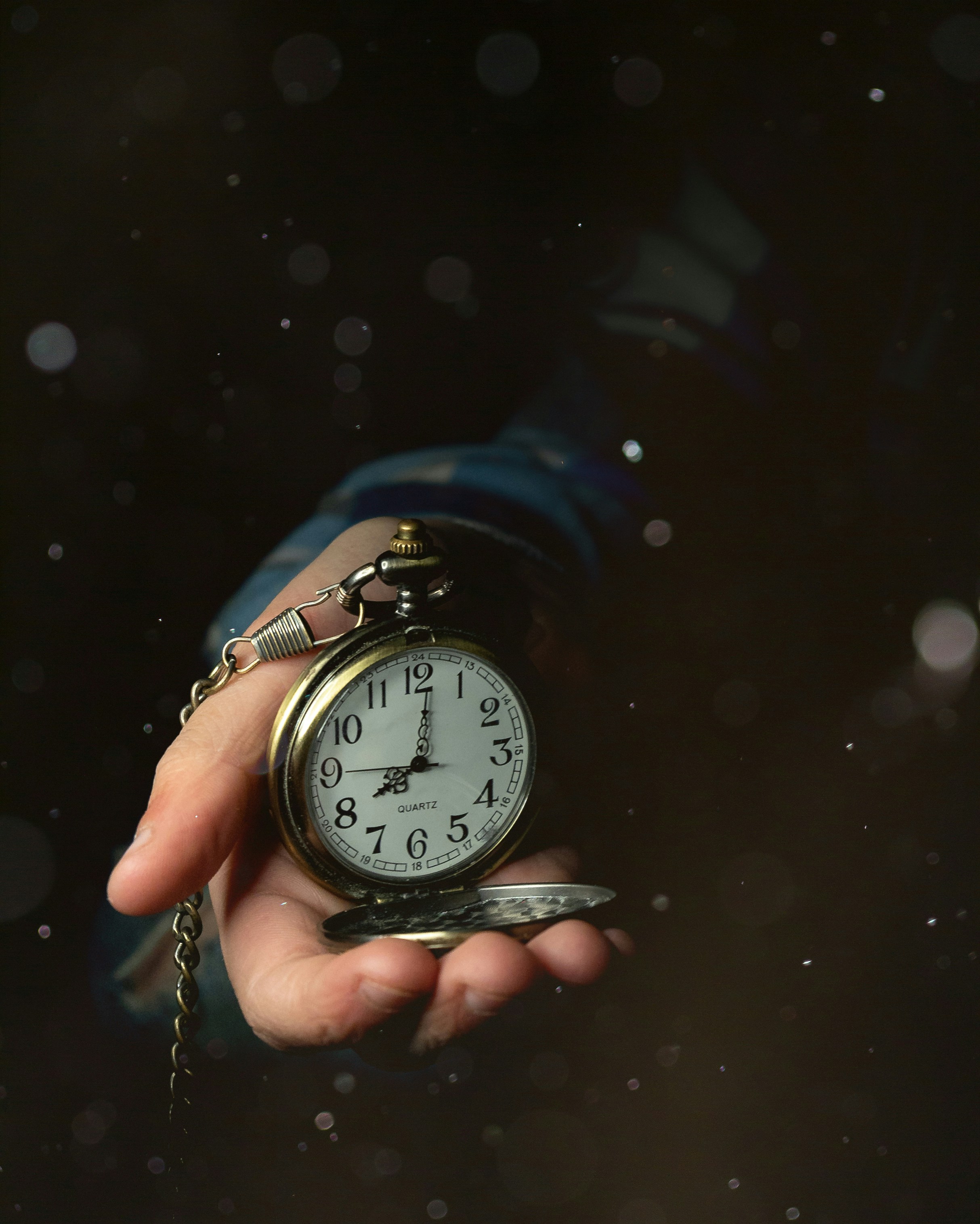 A person holding a clock in their hand photo – Free Hand Image on Unsplash