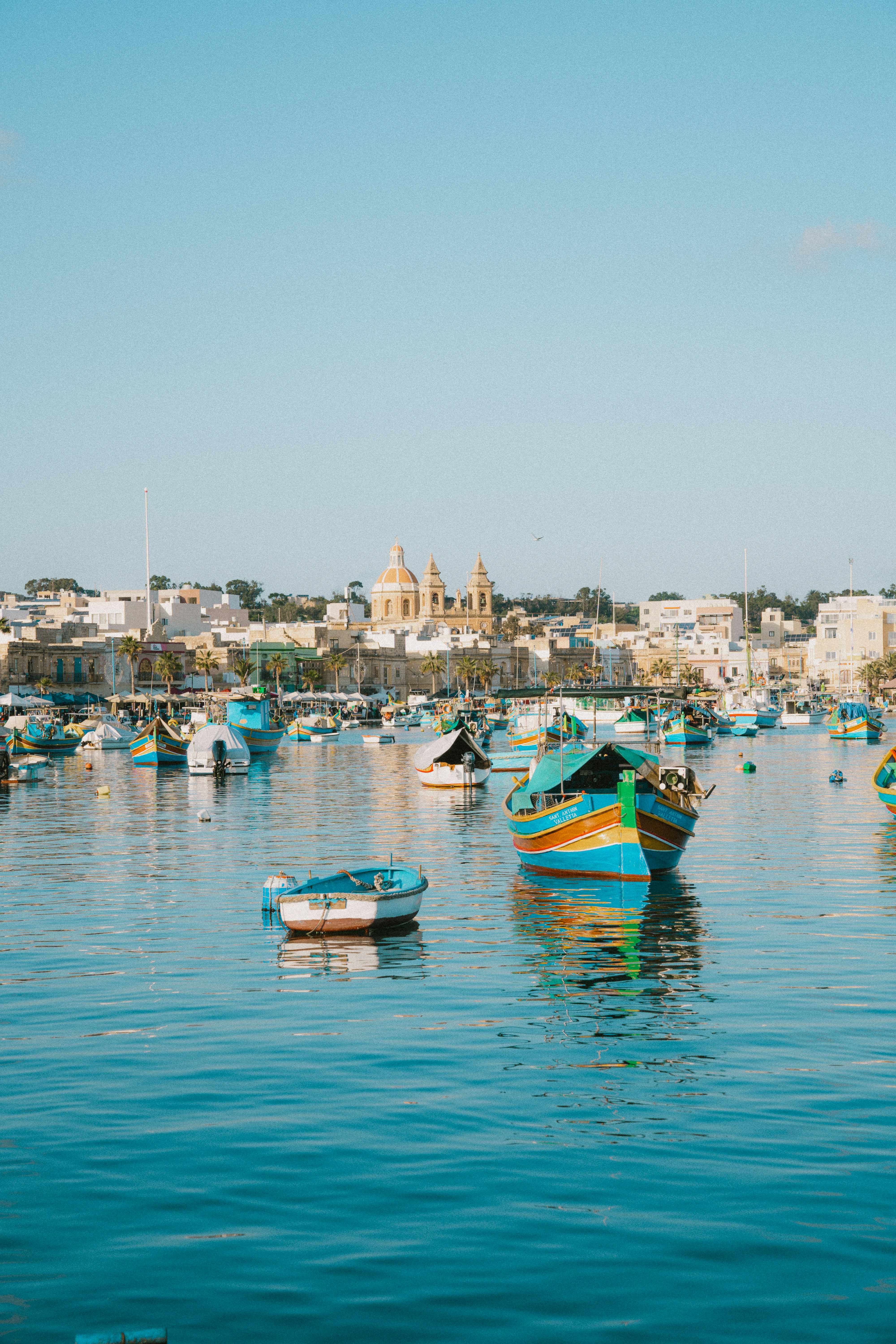 A group of boats floating on top of a body of water photo – Free Boat ...