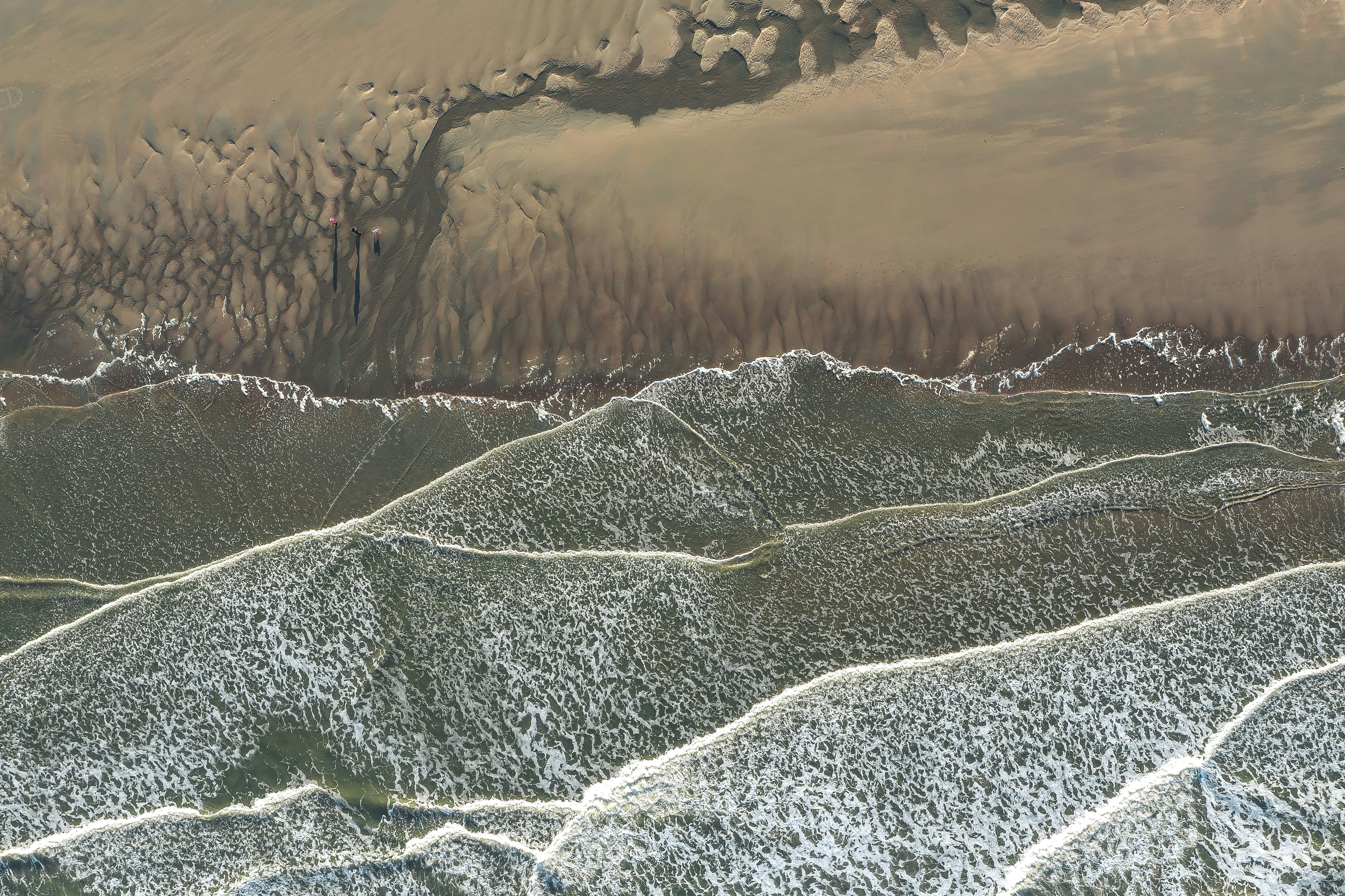 Razor-etched shoreline: sediment patterns and surf in a satellite-emerged composition