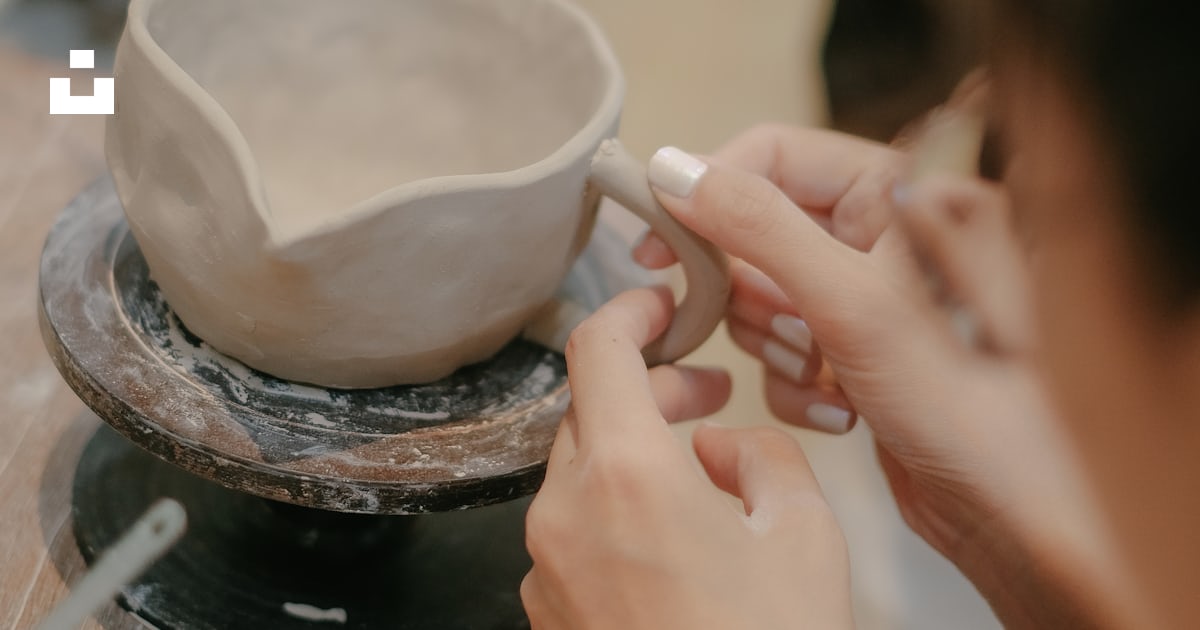 여자가 테이블에 그릇을 만들고 있다 사진 Unsplash의 무료 작업장 이미지