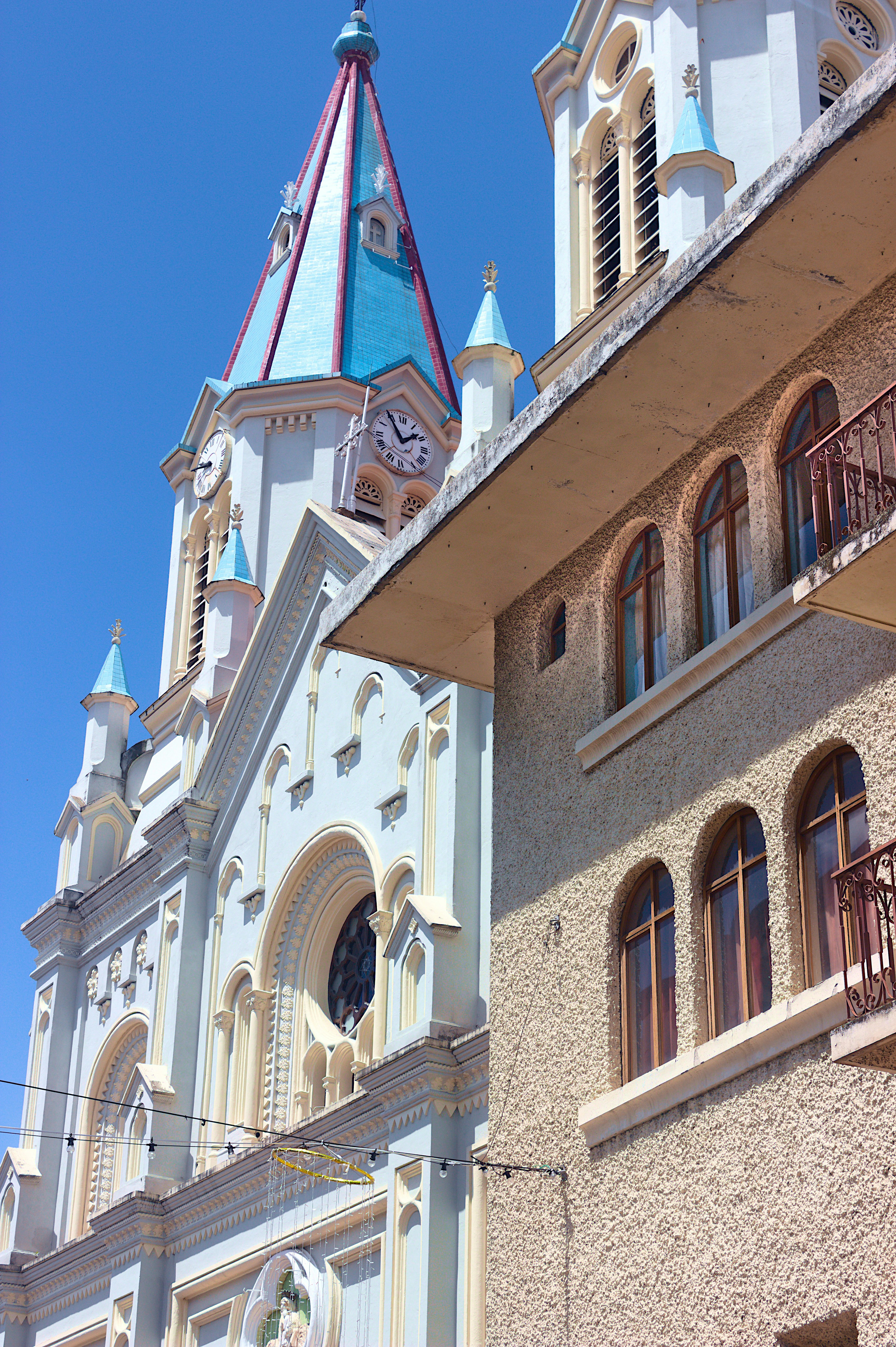Iglesias San Alfonso, Cuenca. | a building with a clock on the front of it