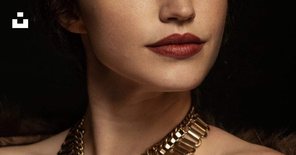 Une Femme Portant Un Collier En Or Et Un Collier De Fourrure Photo