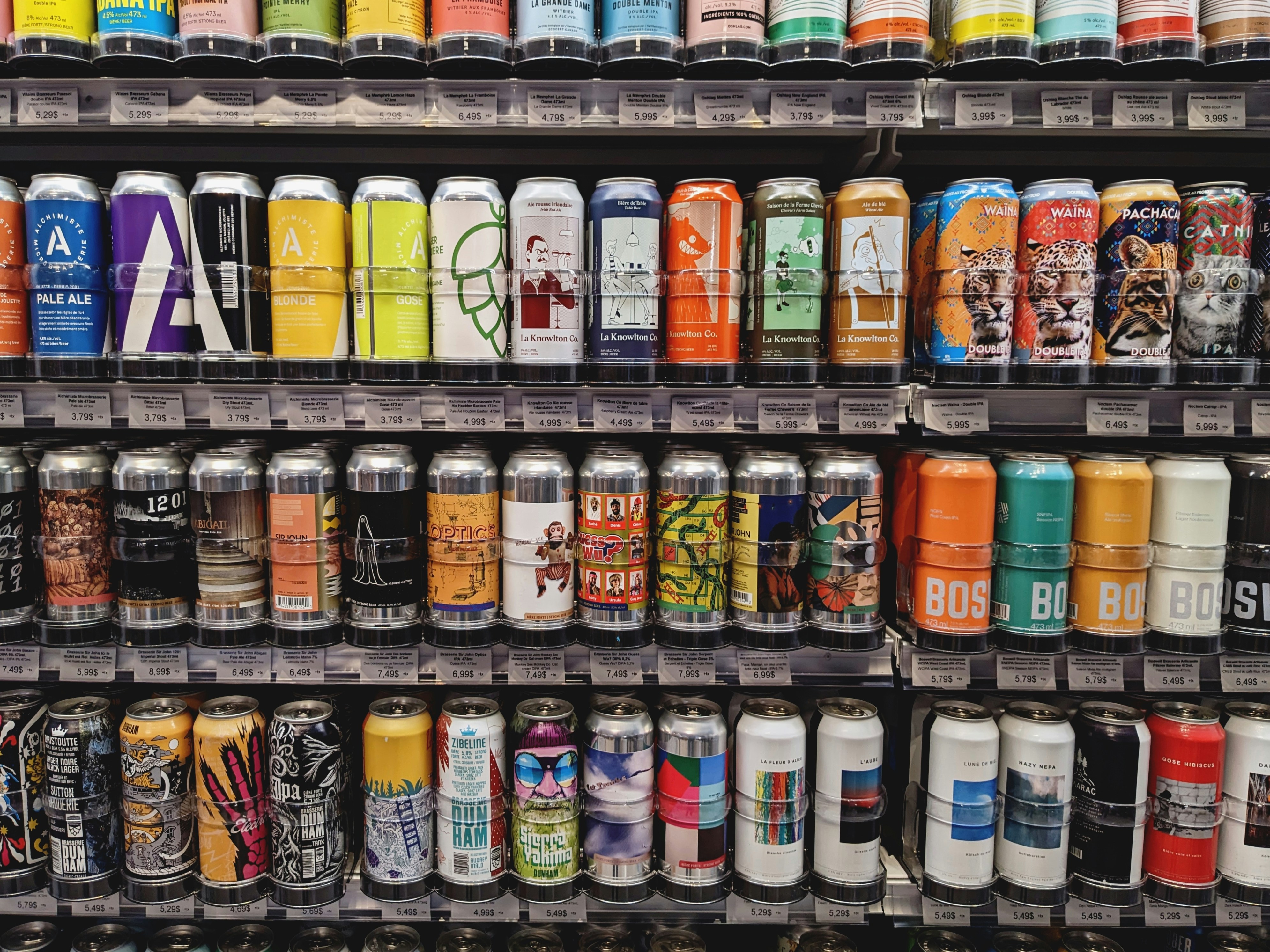 Uno scaffale pieno di molti tipi diversi di lattine foto – Macchina ...