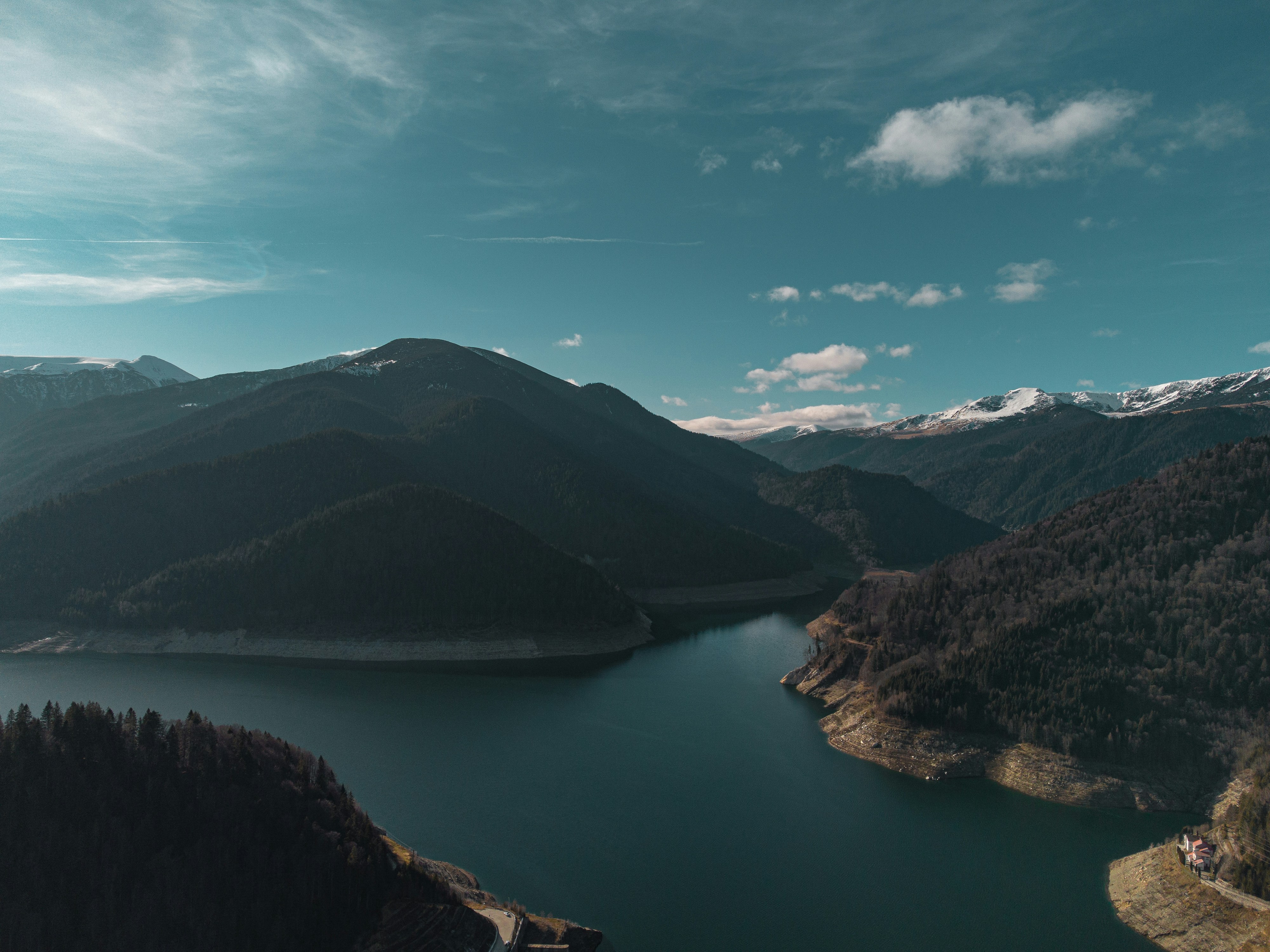 Ein großes Gewässer, umgeben von Bergen Foto – Kostenloses Bild zum ...