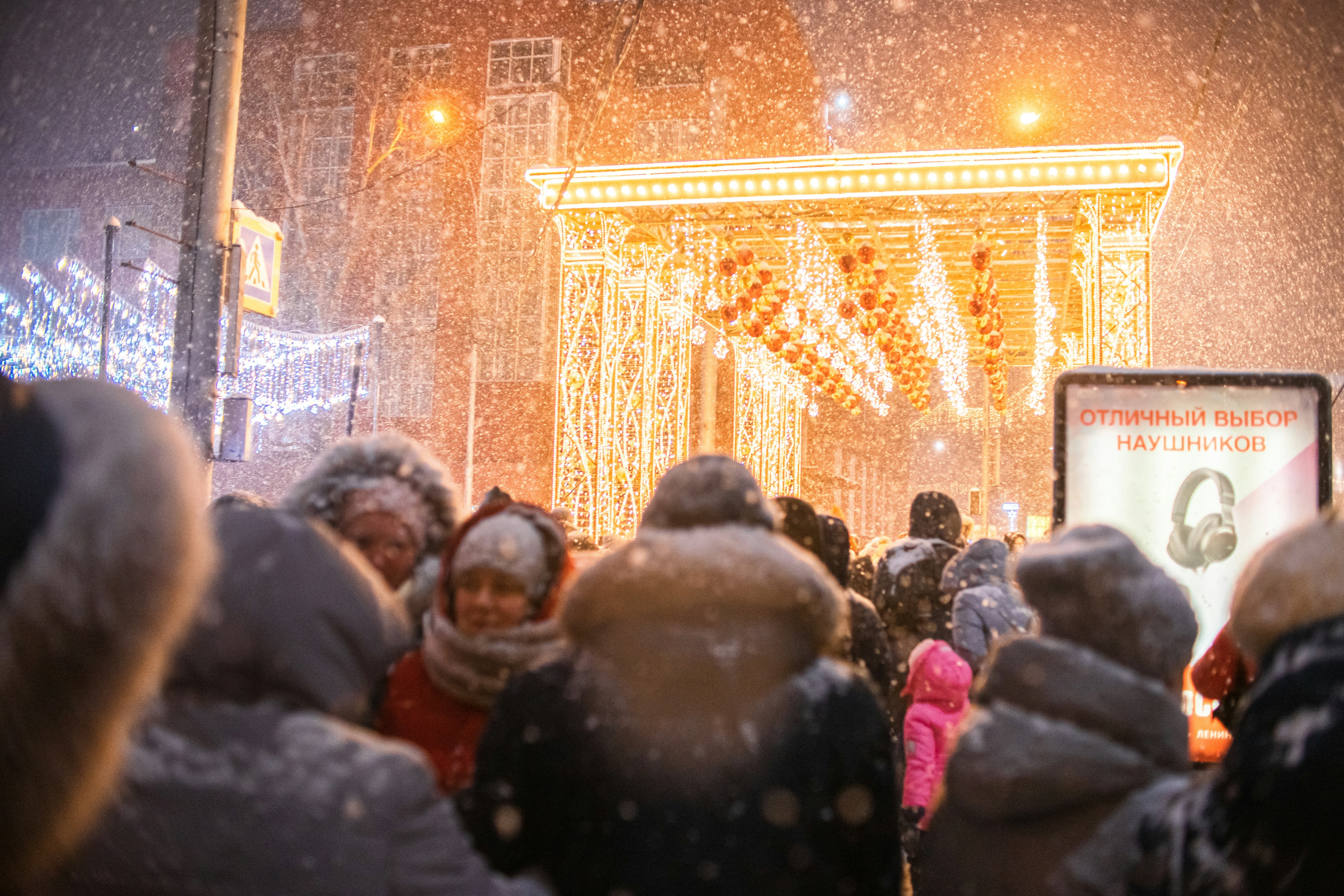 A crowd of people standing around a stage covered in snow photo – Free ...