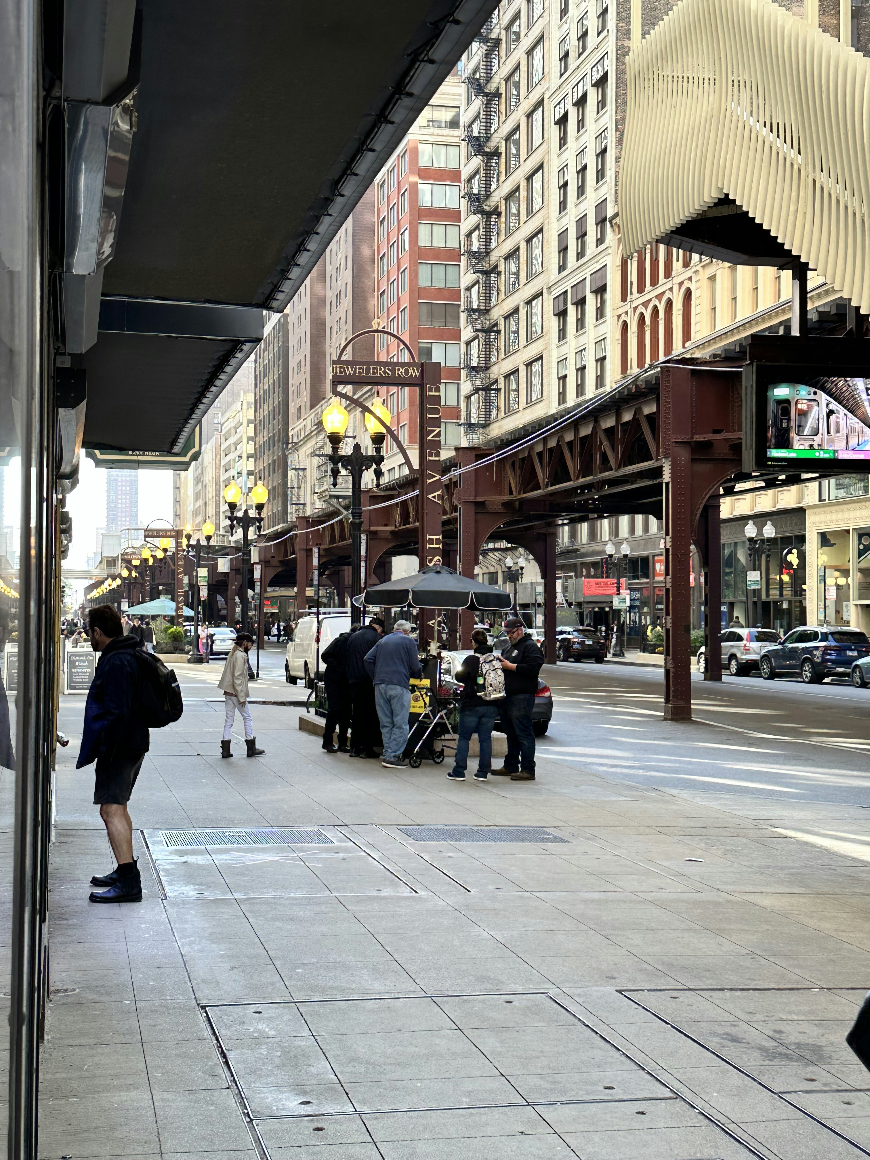 Un grupo de personas de pie al costado de una carretera foto – Imagen ...
