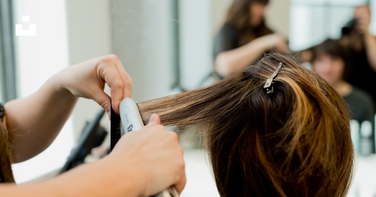 Foto Una Mujer Secándose El Pelo En Un Salón Imagen Peluquero Gratis