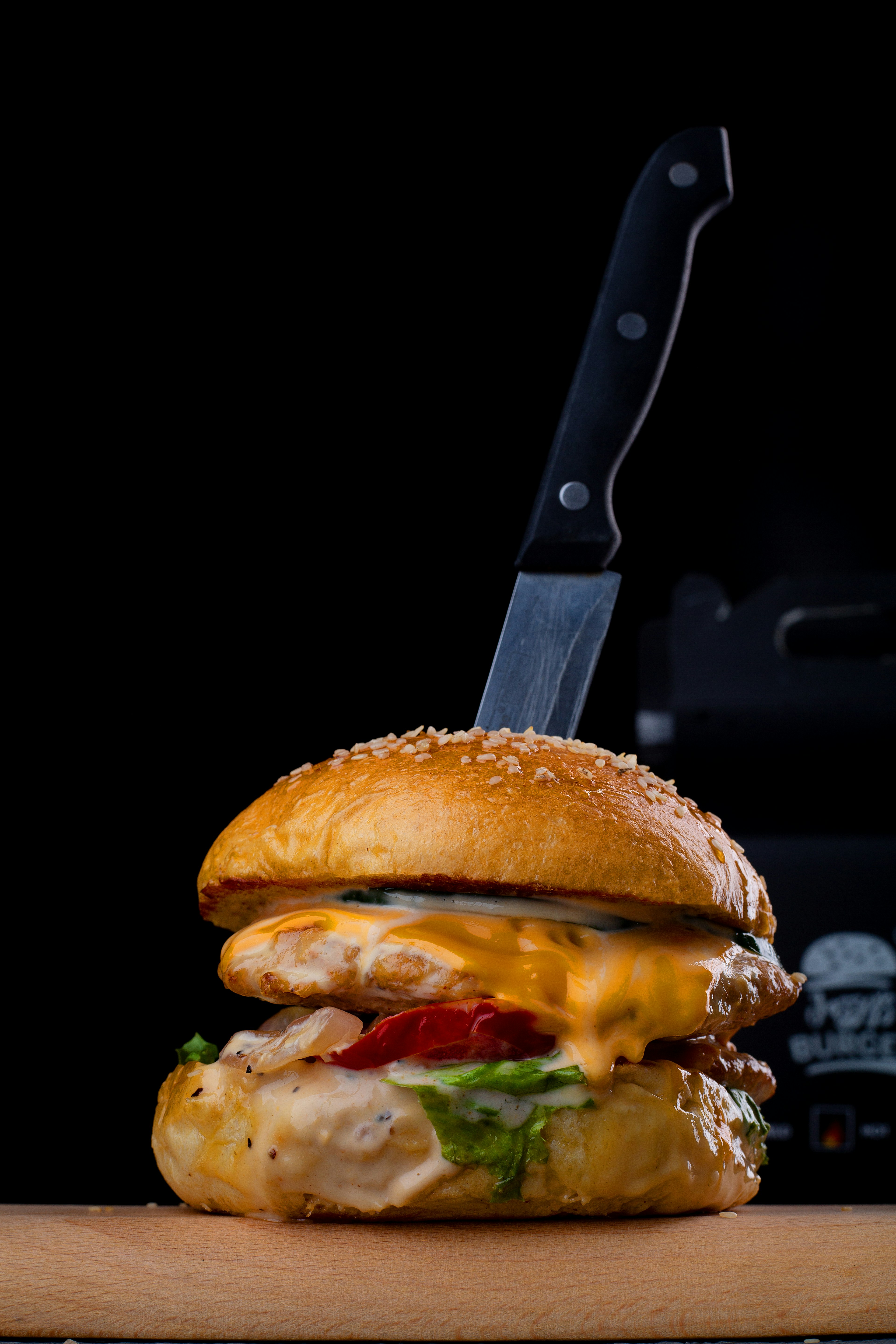 A cheeseburger with a knife stuck in it photo – Free Food Image on Unsplash