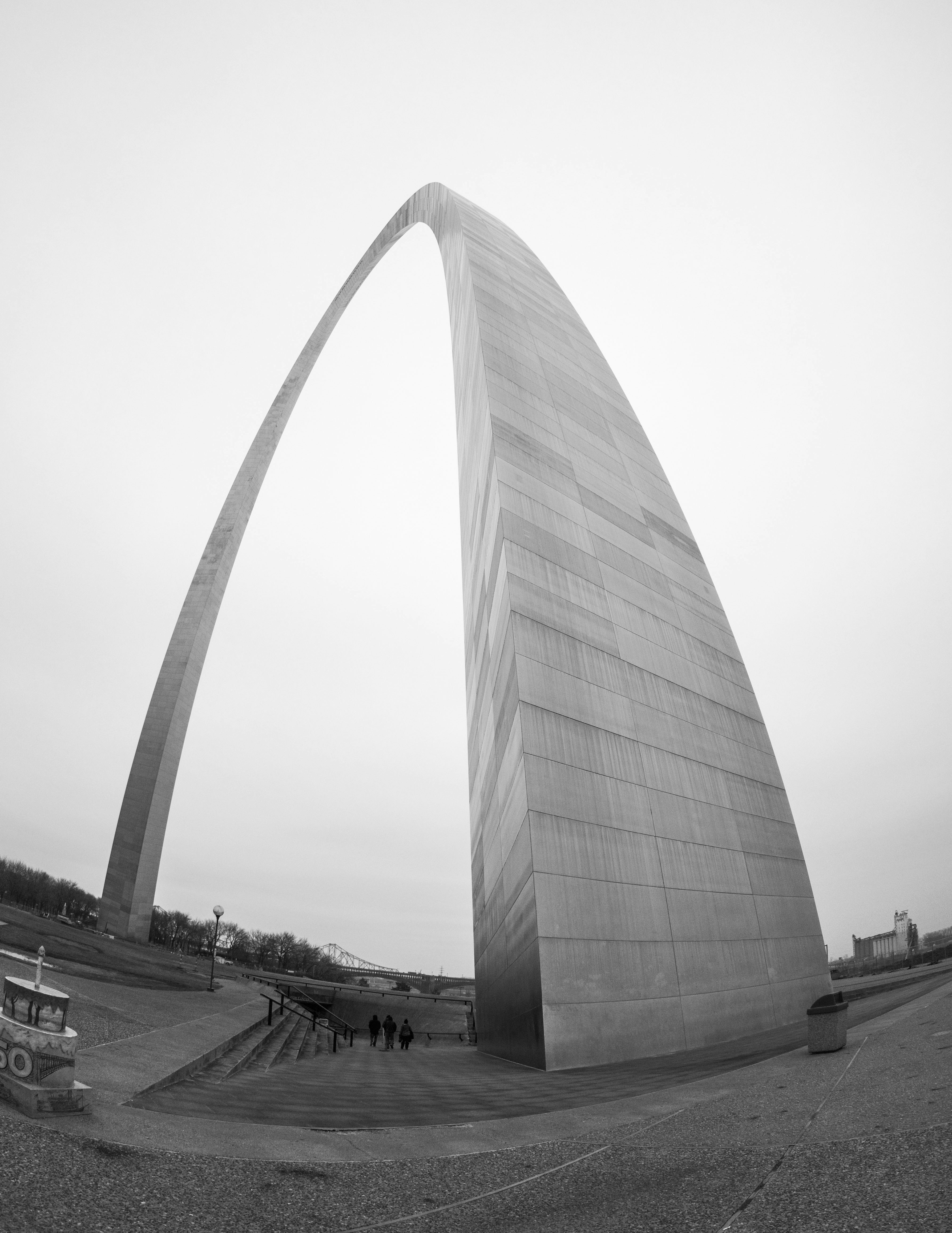 The Arch in Quiet Monochrome: A Tilted Embrace of Steel