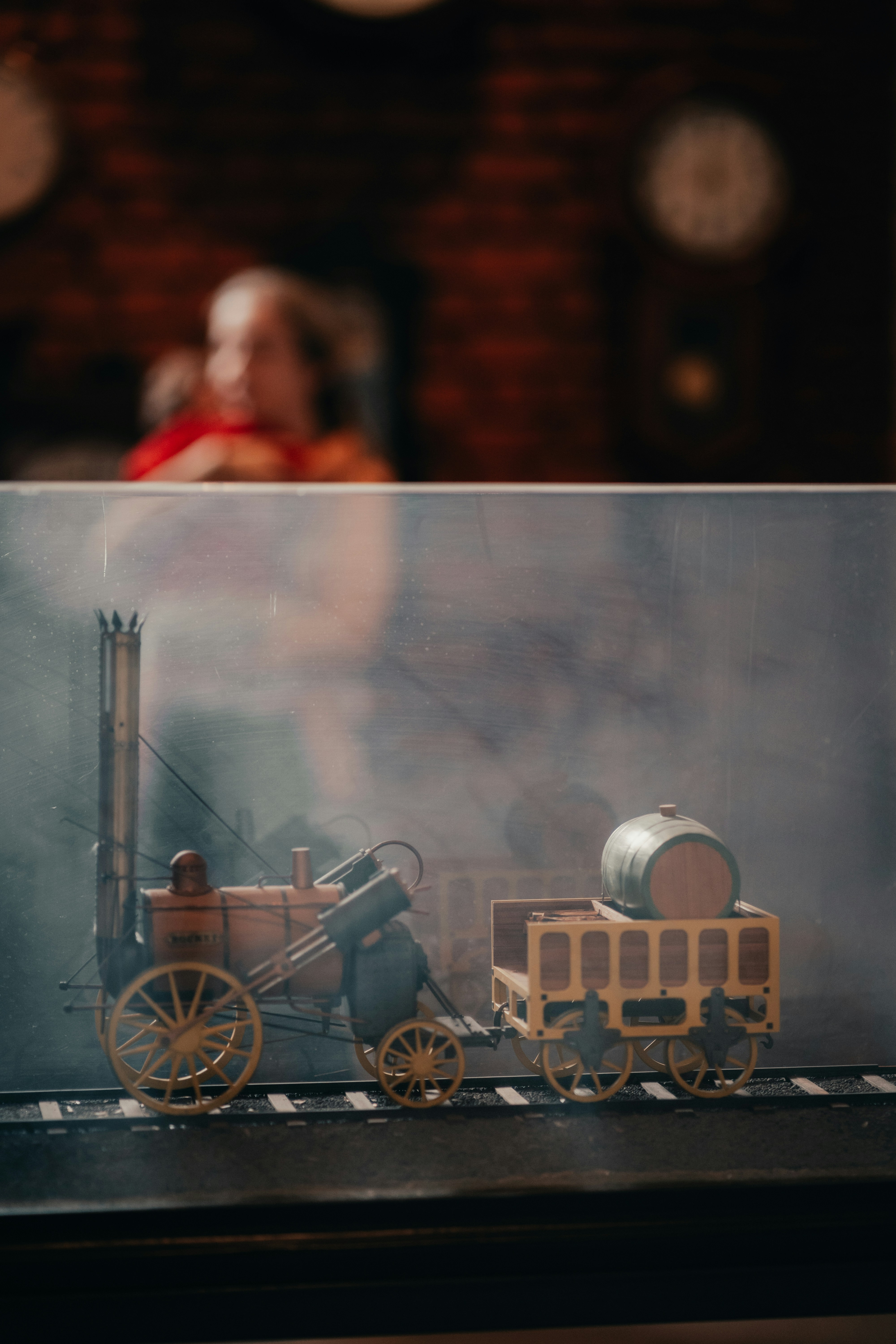 A miniature model of a steam engine and cart photo – Free Image on Unsplash