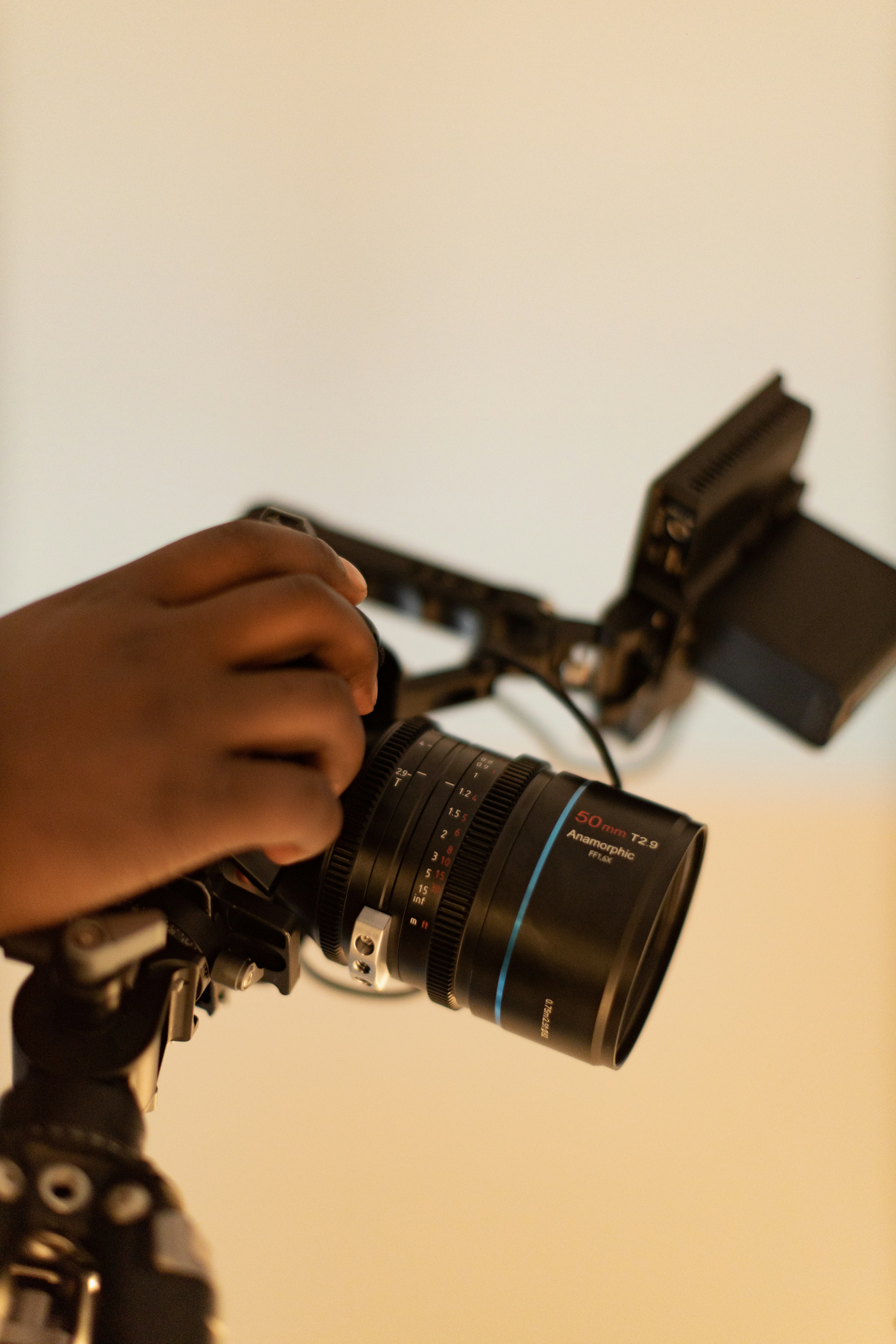 Eine Person, die eine Kamera auf einem Stativ hält Foto – Kostenloses ...