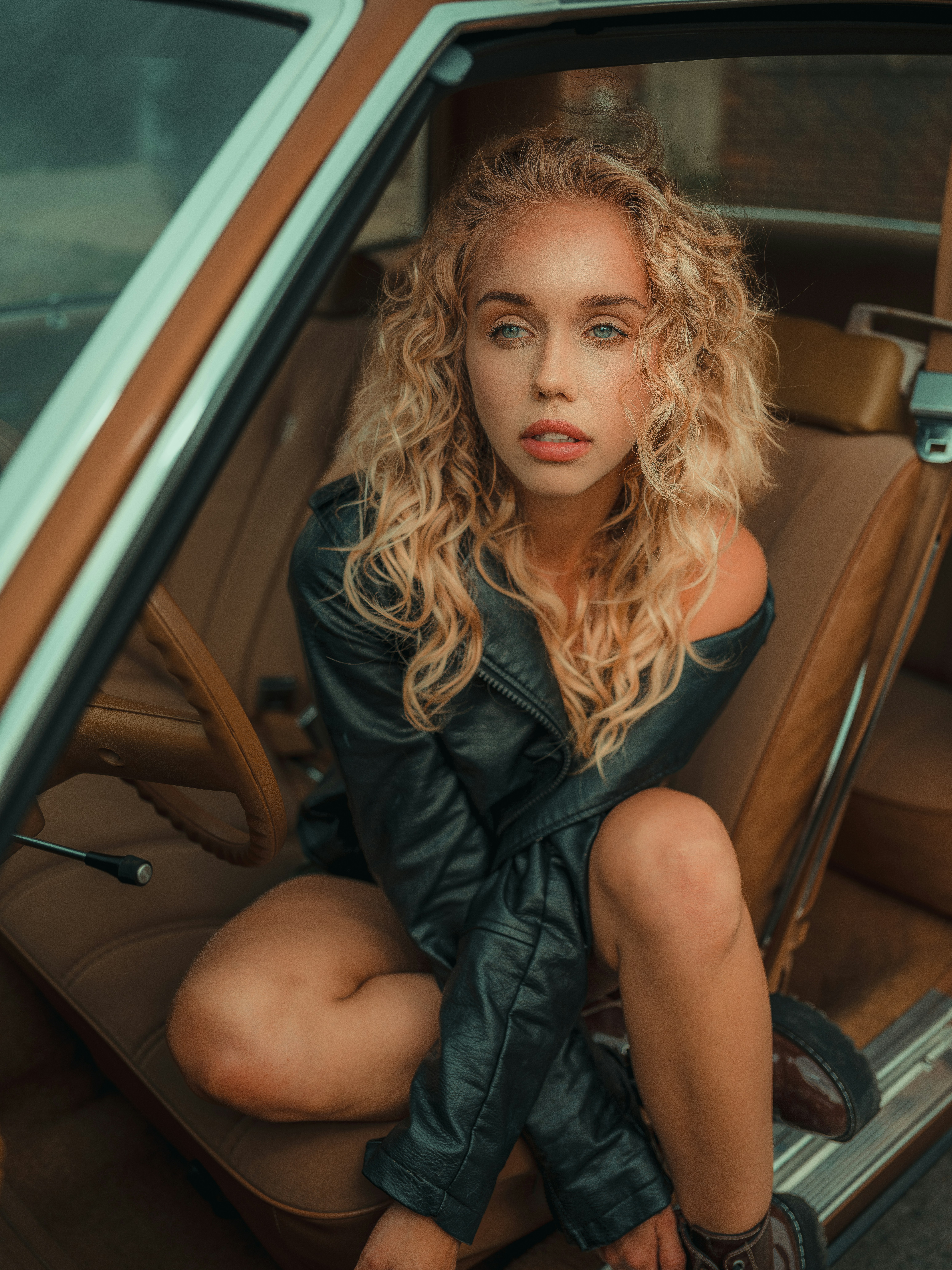 A woman sitting in the back of a car photo – Free Human Image on Unsplash