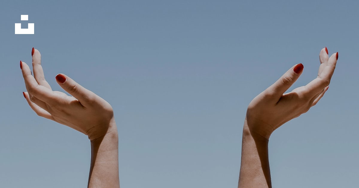 여자의 다리가 해변에 뻗어있다 사진 Unsplash의 무료 블루 에스테틱 이미지