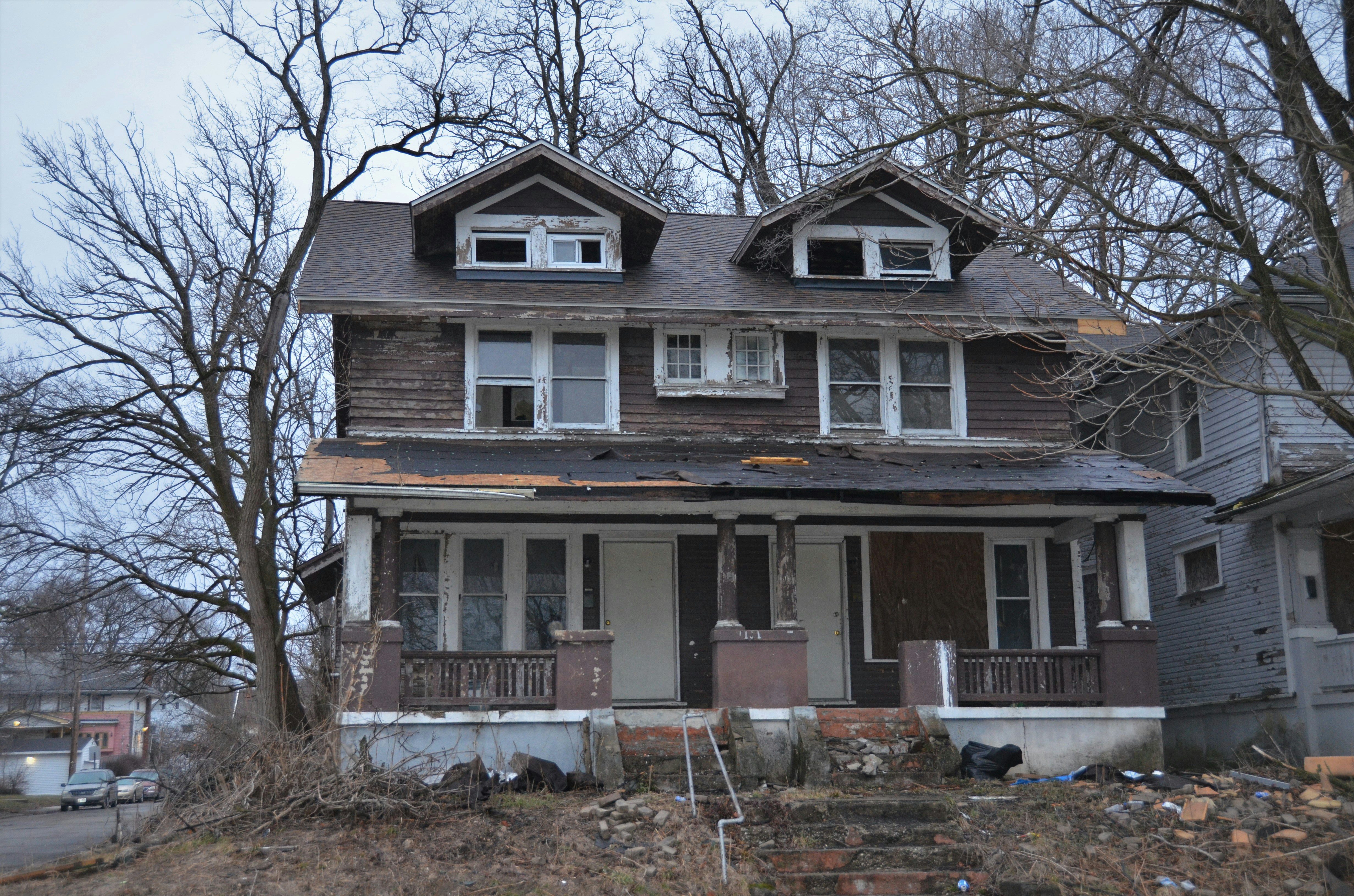 A run down house with a lot of windows photo – Free Image on Unsplash