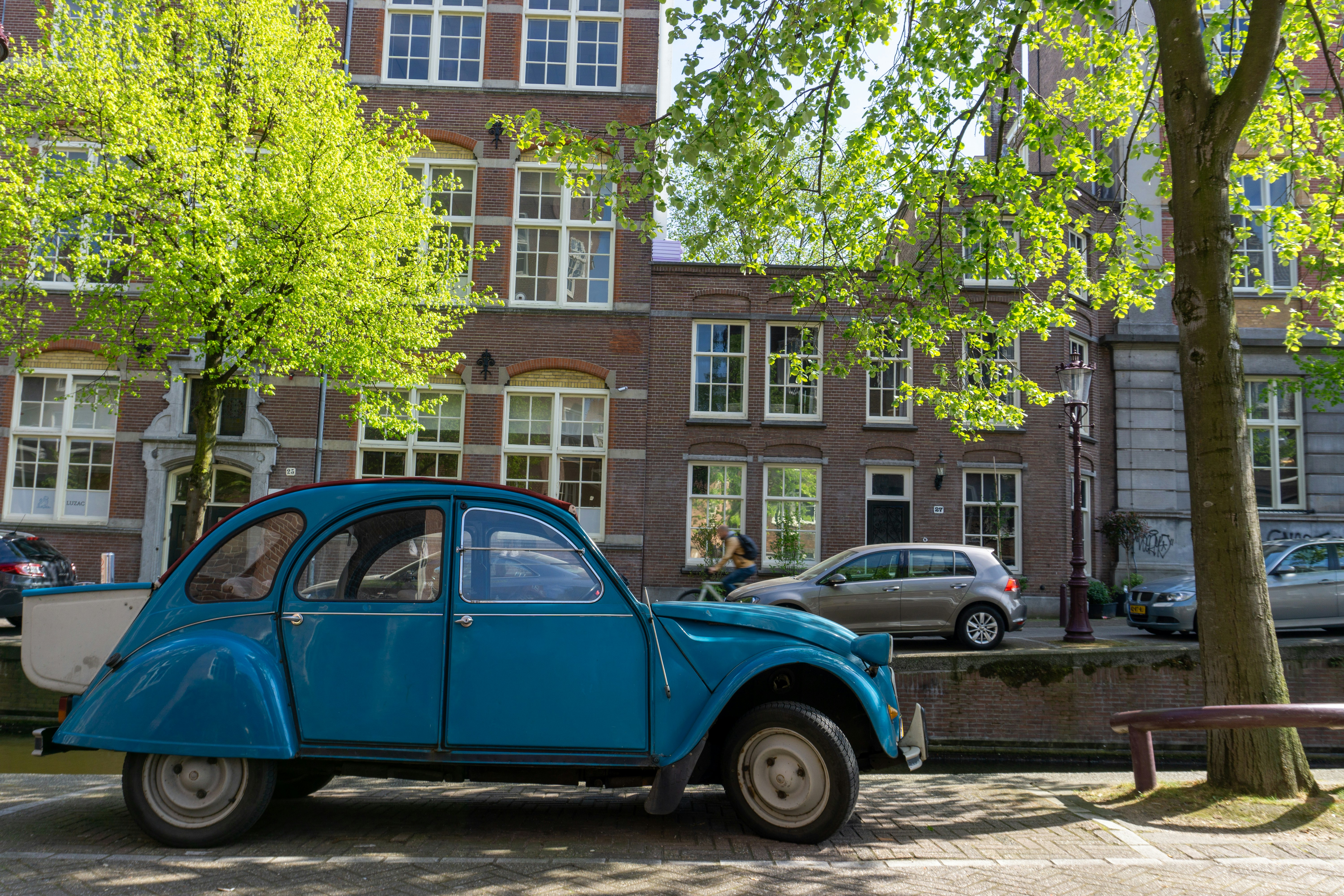A small blue car parked in front of a building photo – Free City Image ...