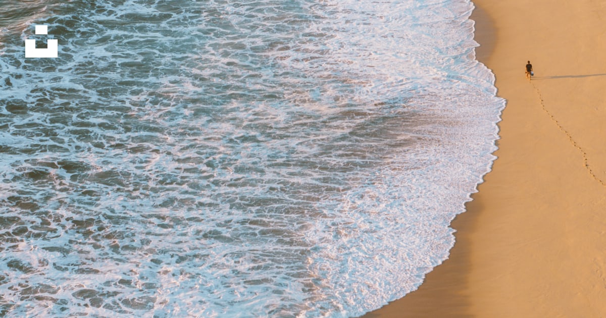 바다 옆 해변을 따라 걷는 두 사람 사진 Unsplash의 무료 바하 칼리포르니아 수르 이미지