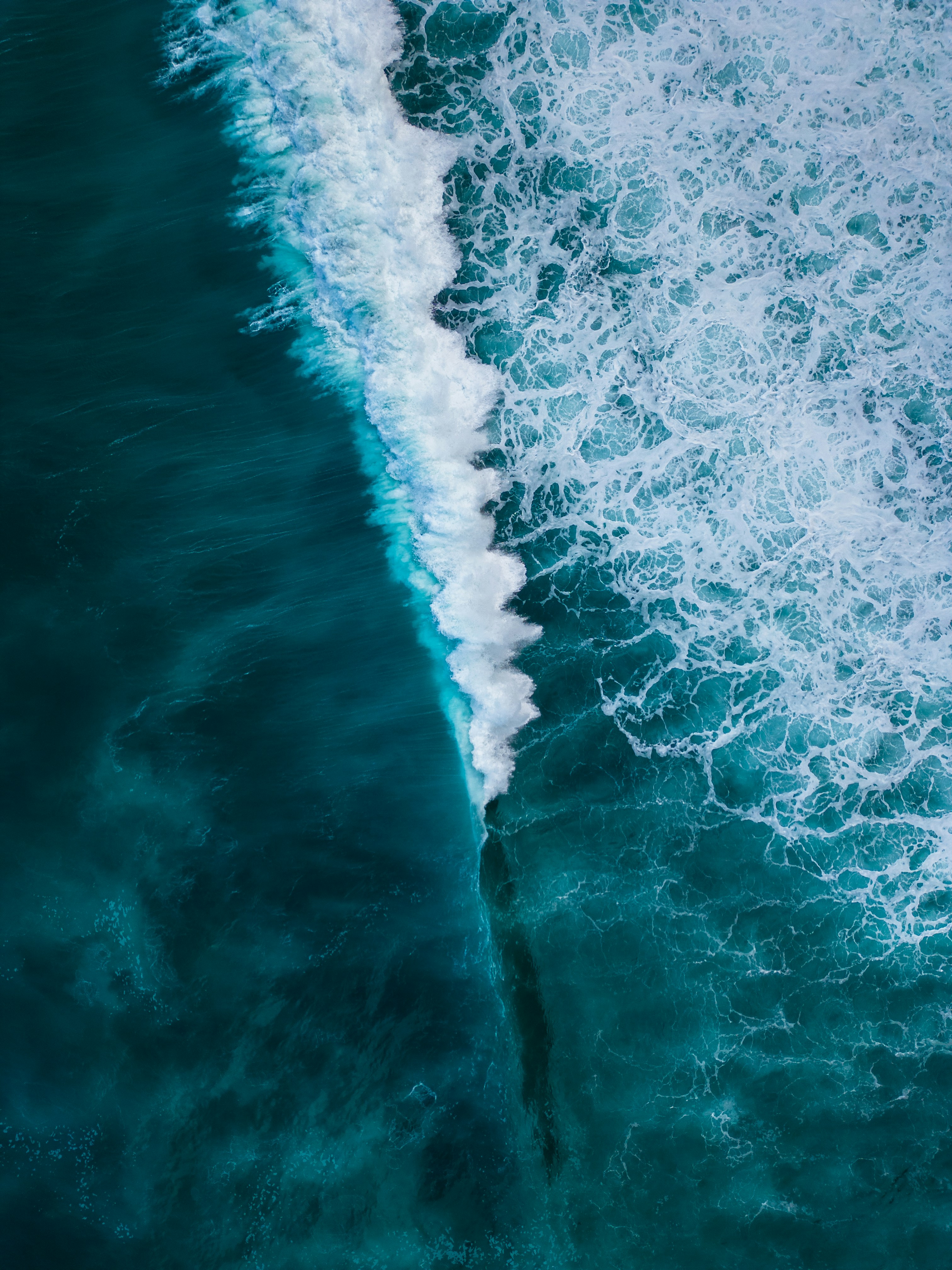 A surfer riding a wave in the ocean photo – Free Sea Image on Unsplash