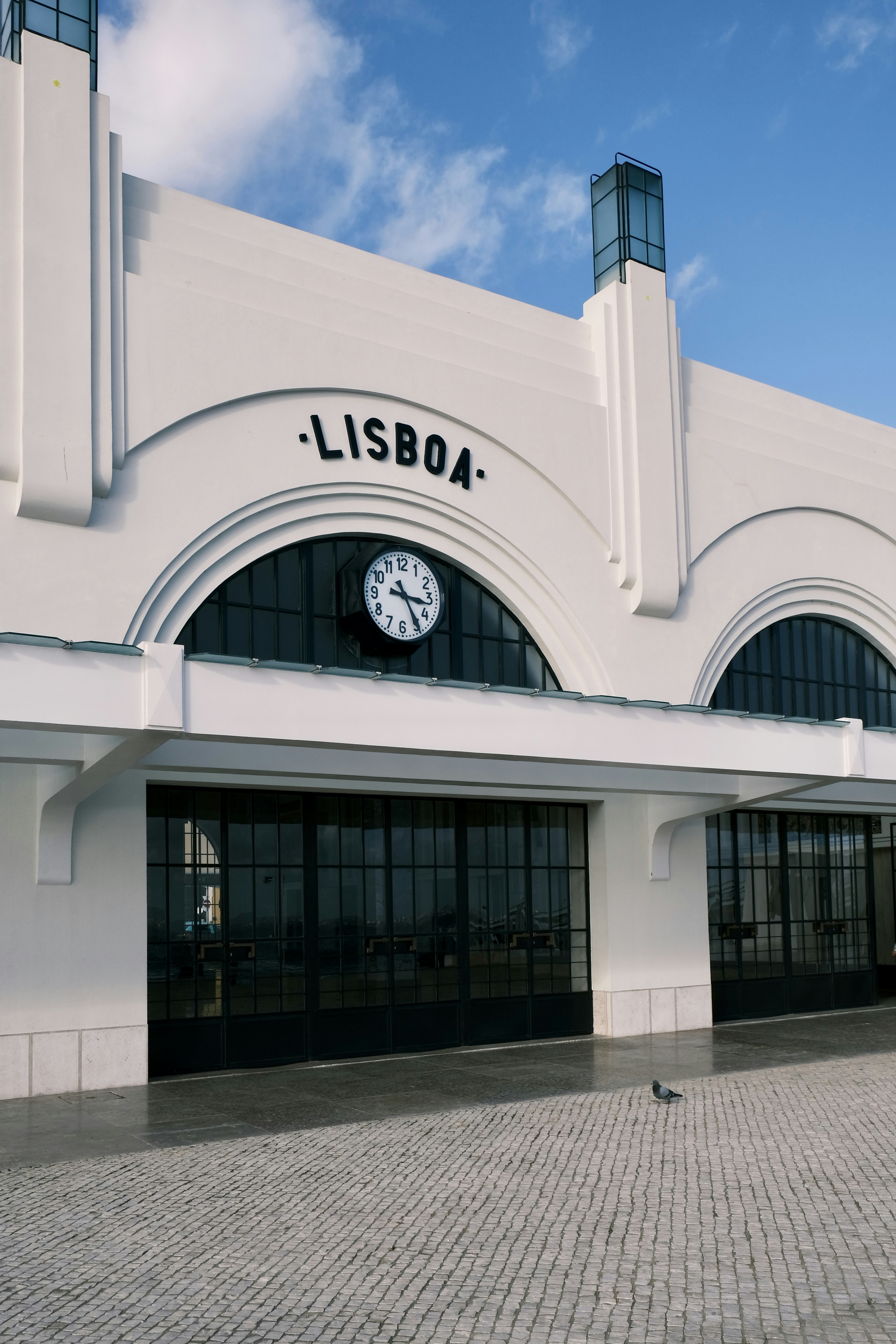A large white building with a clock on the front of it photo – Free Architecture Image on Unsplash
