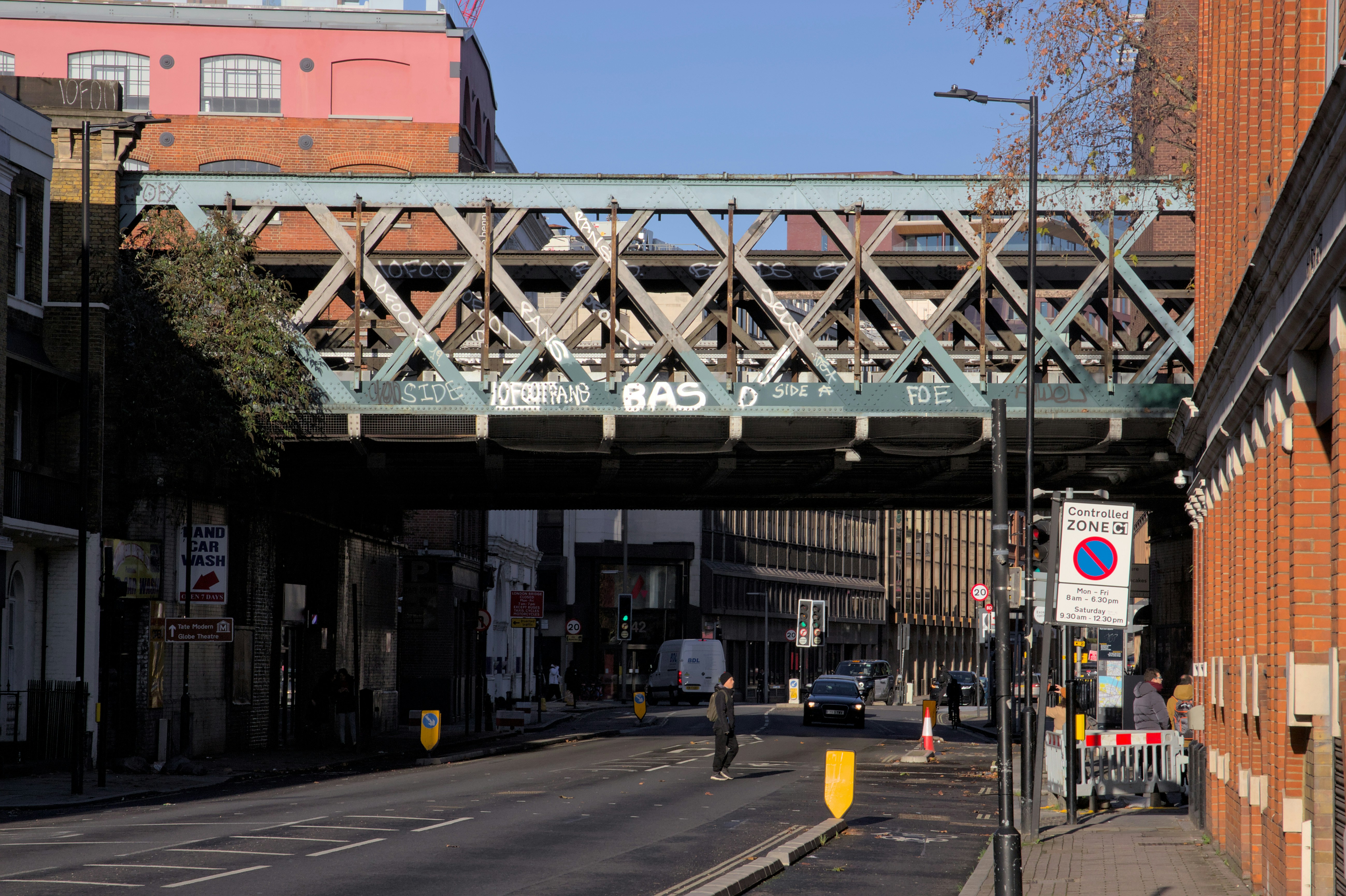 A bridge over a street in a city photo – Free London Image on Unsplash