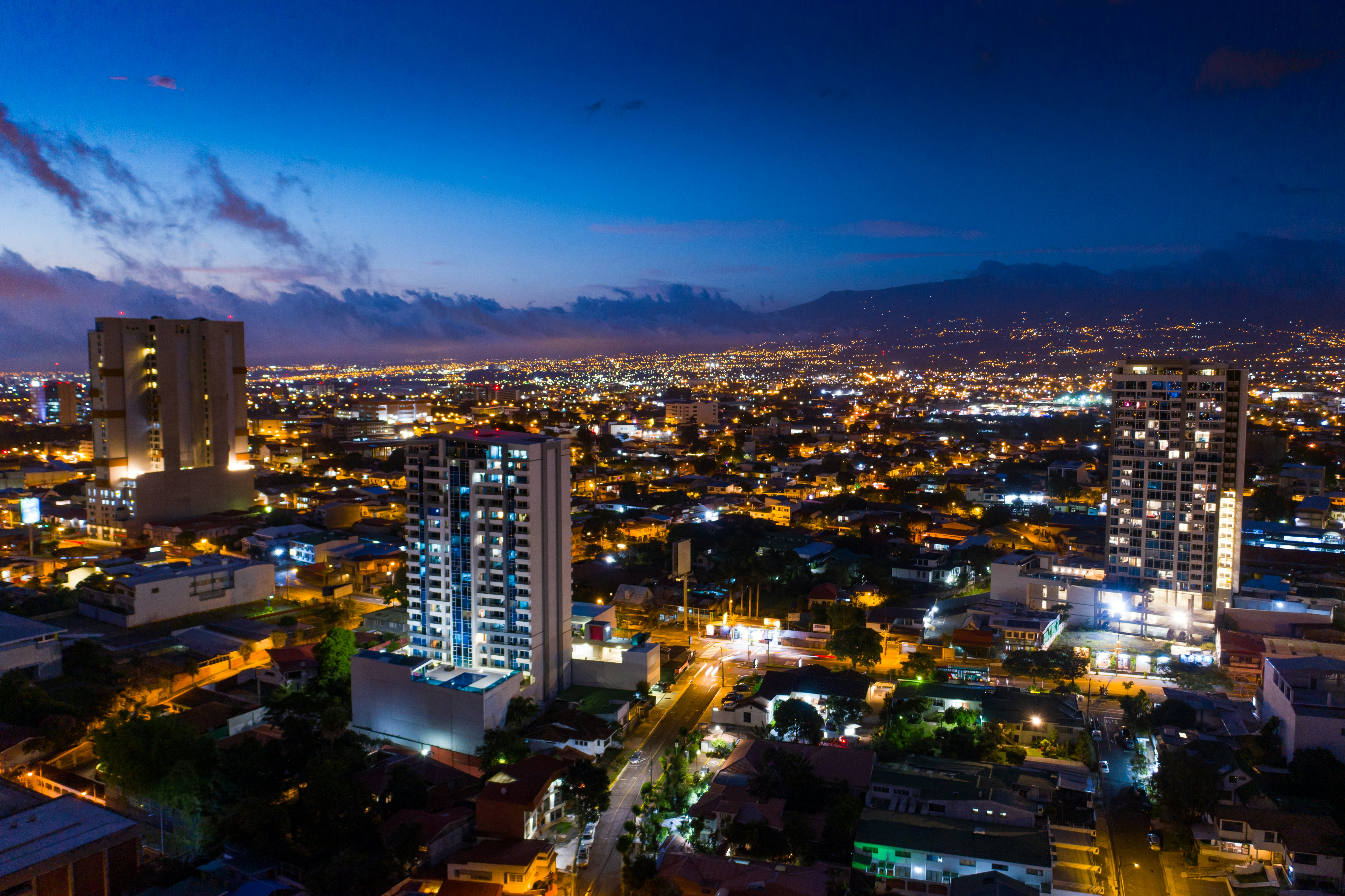 Una vista de una ciudad por la noche desde lo alto de un edificio foto ...