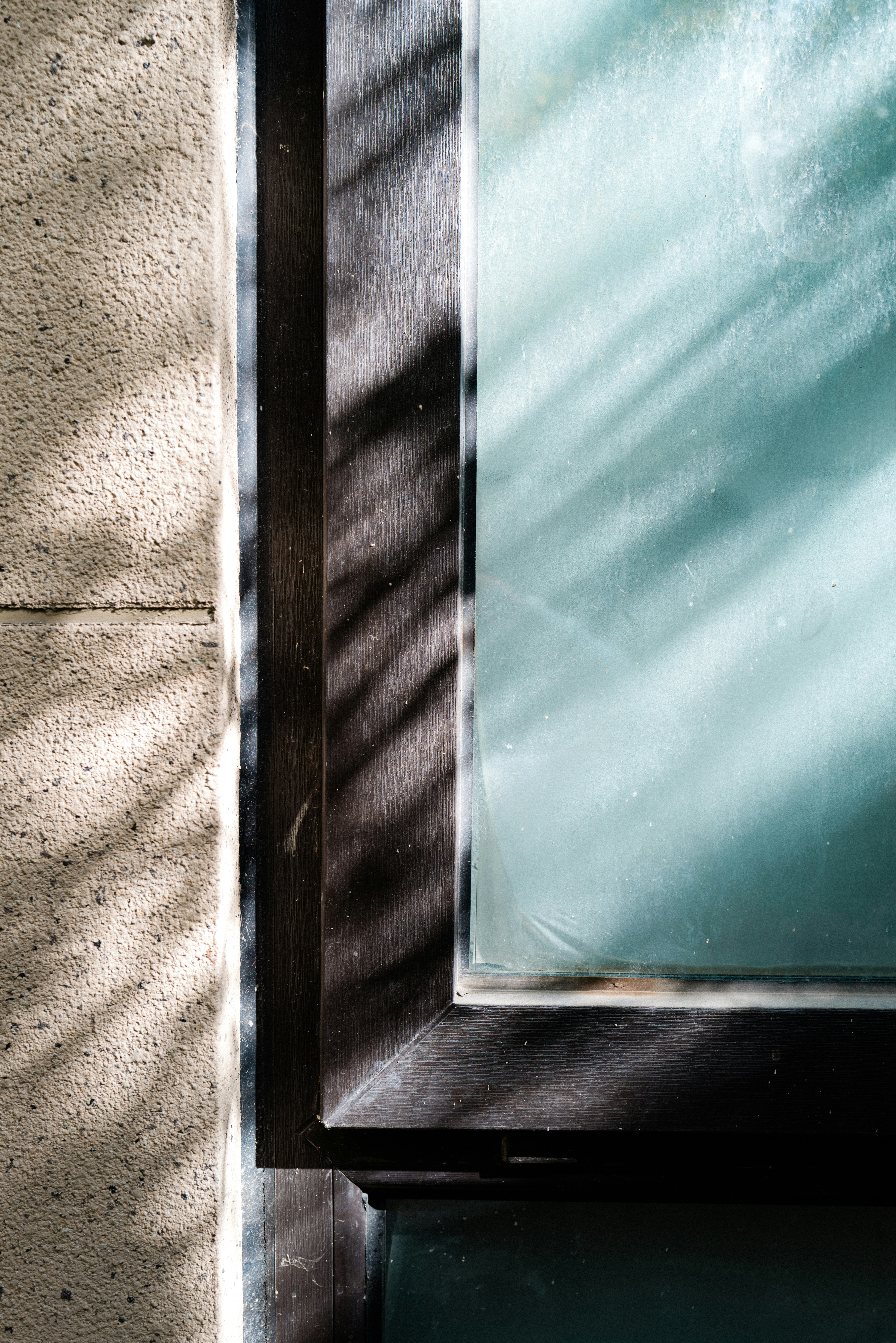 Un reflet du soleil qui brille à travers une fenêtre photo – Photo ...