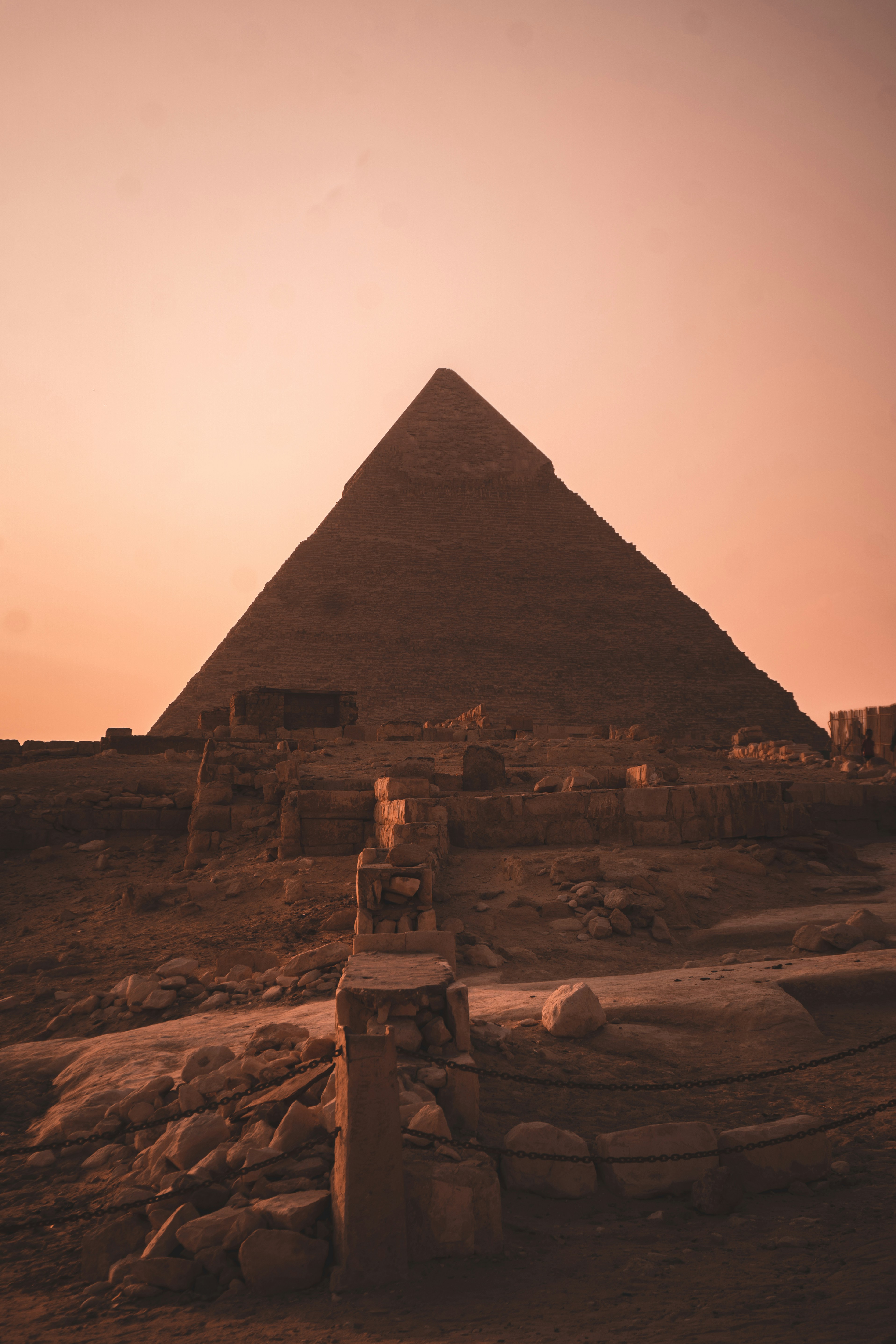 A very tall pyramid sitting in the middle of a desert photo – Free ...