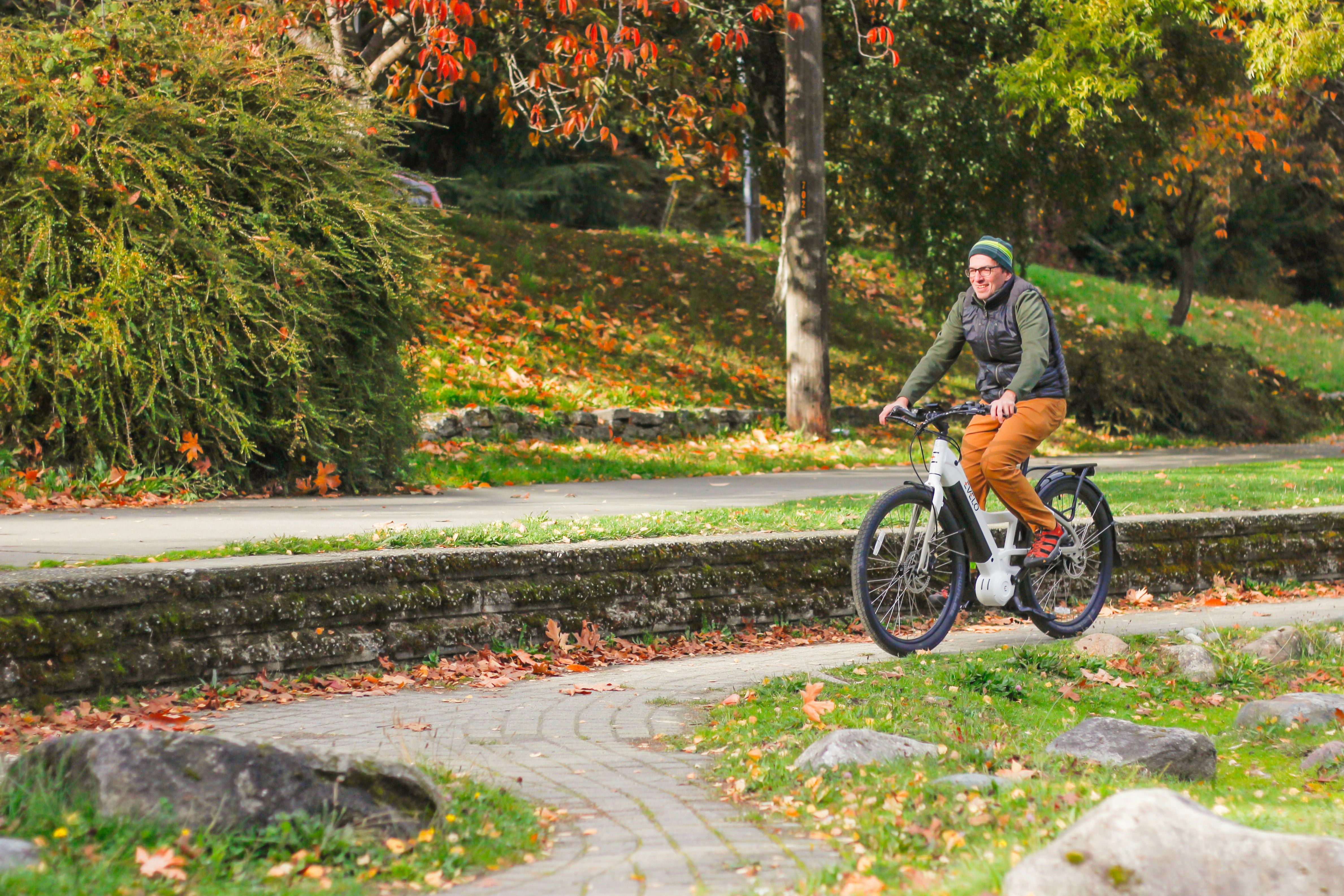 Un homme à vélo sur un sentier dans un parc photo – Photo Seattle ...