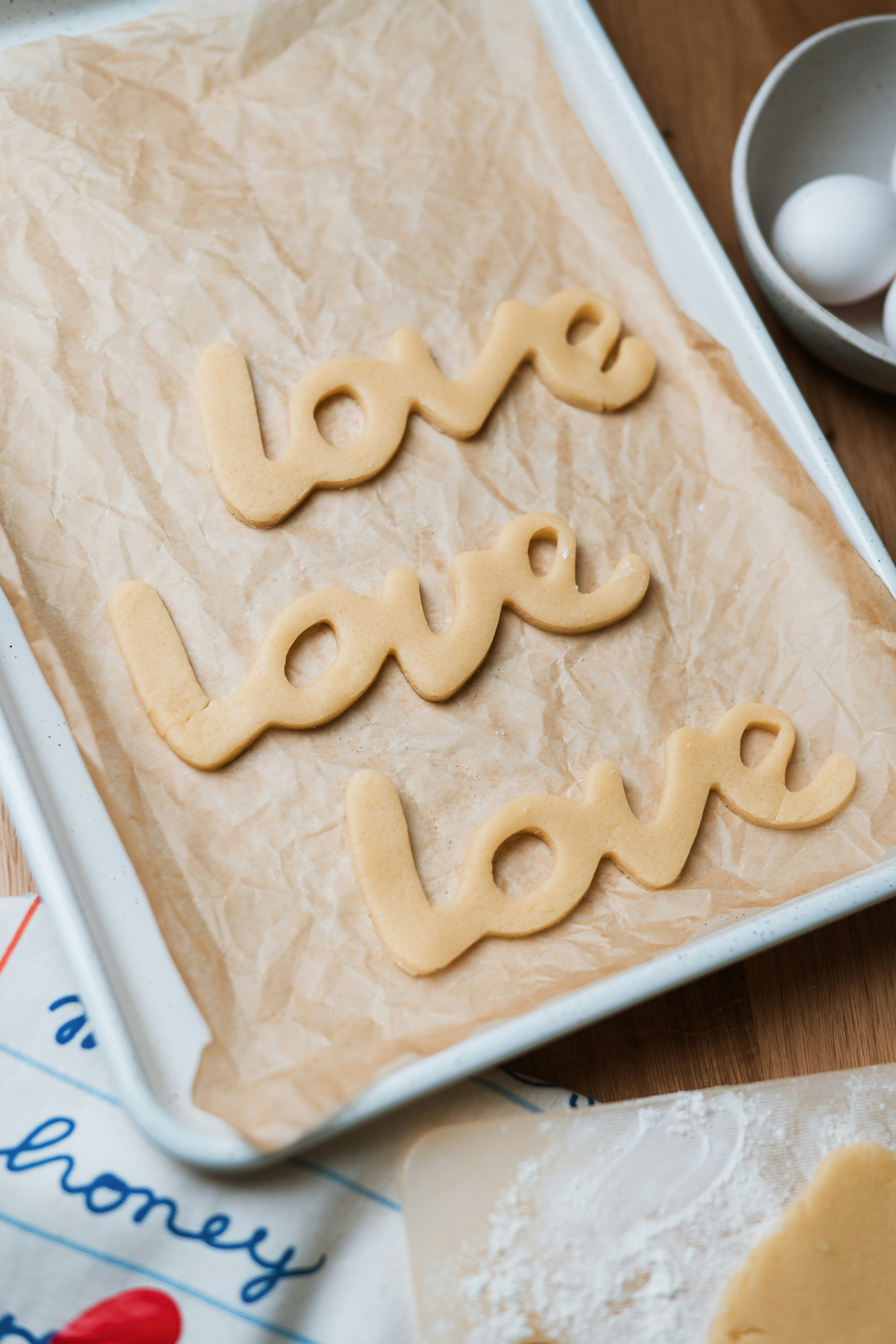 A couple of cookies that are on a table photo – Free Food Image on Unsplash