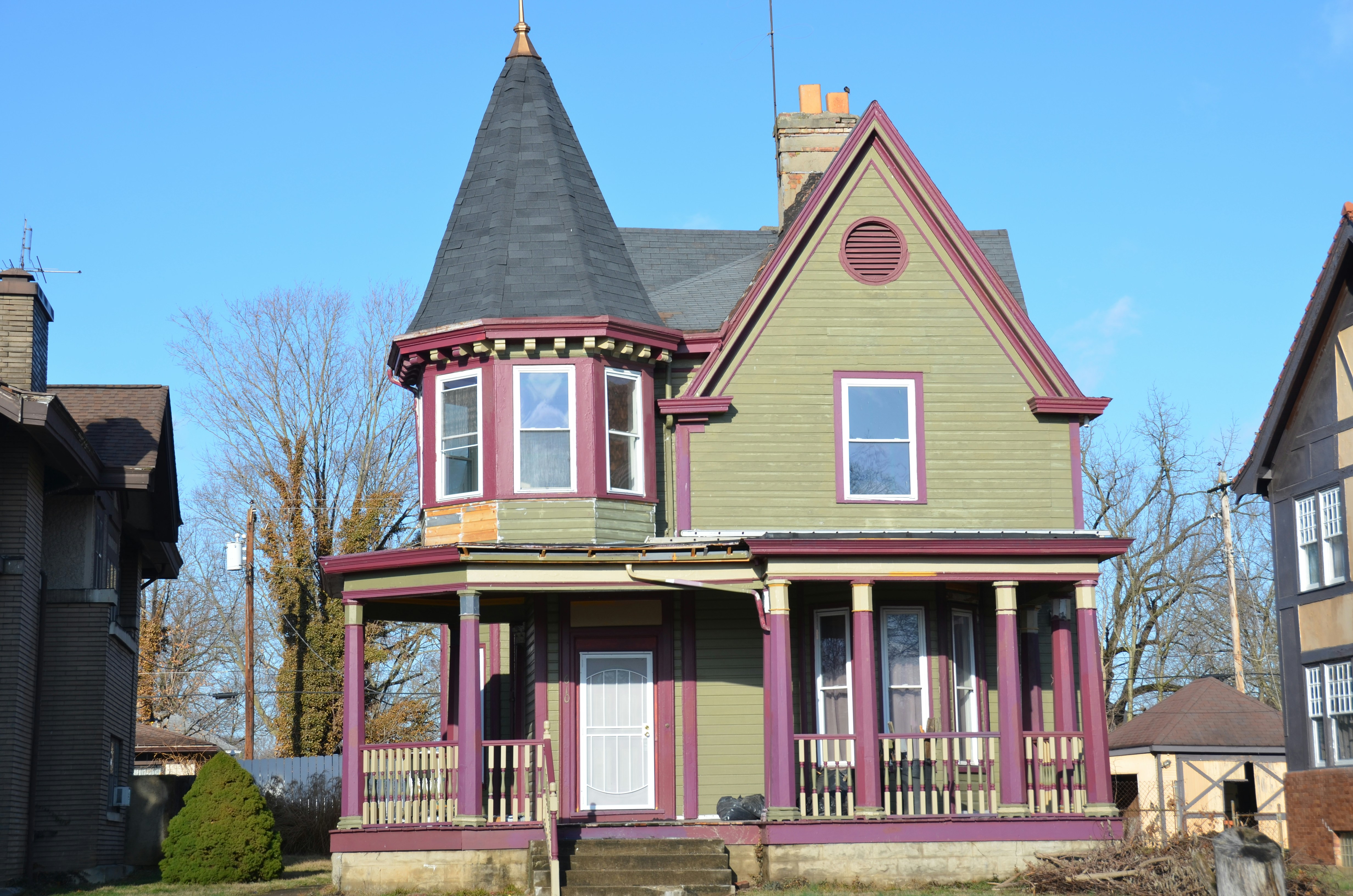 A large house with a turret shaped roof photo – Free Building Image on ...