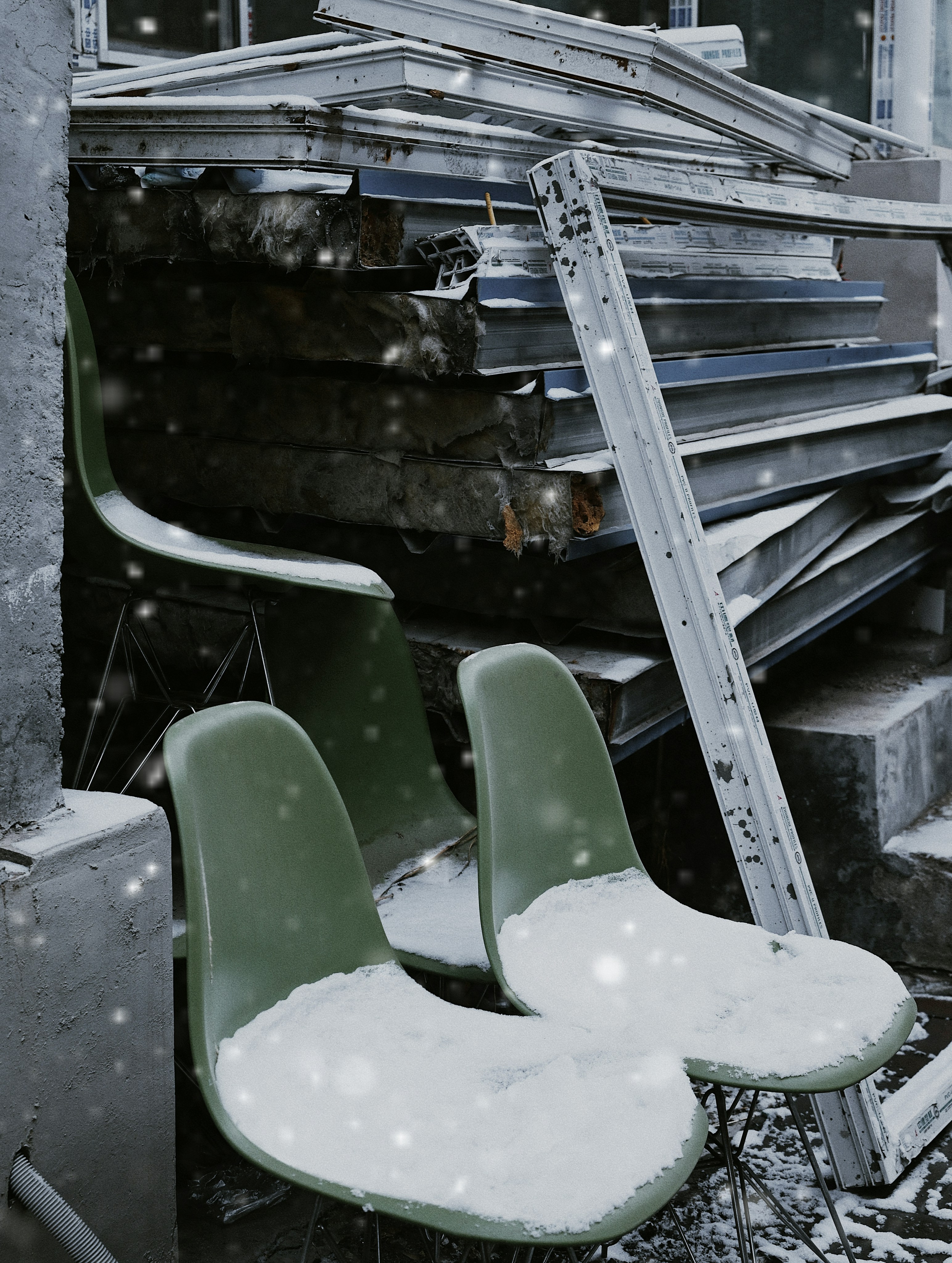 Foto Beberapa kursi hijau duduk di sebelah tumpukan sampah – Gambar ...