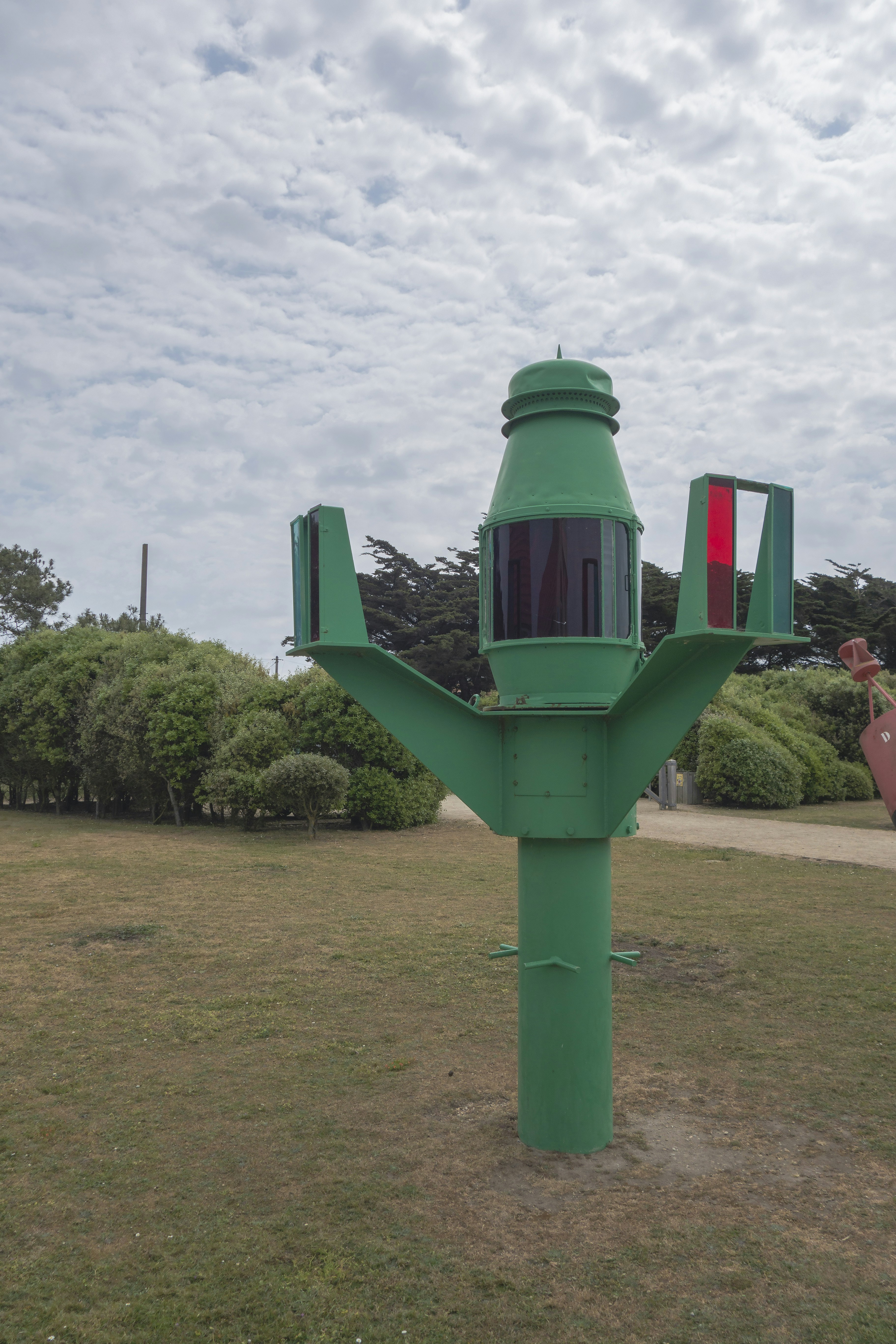 A large green object in the middle of a field photo – Free Côte ...