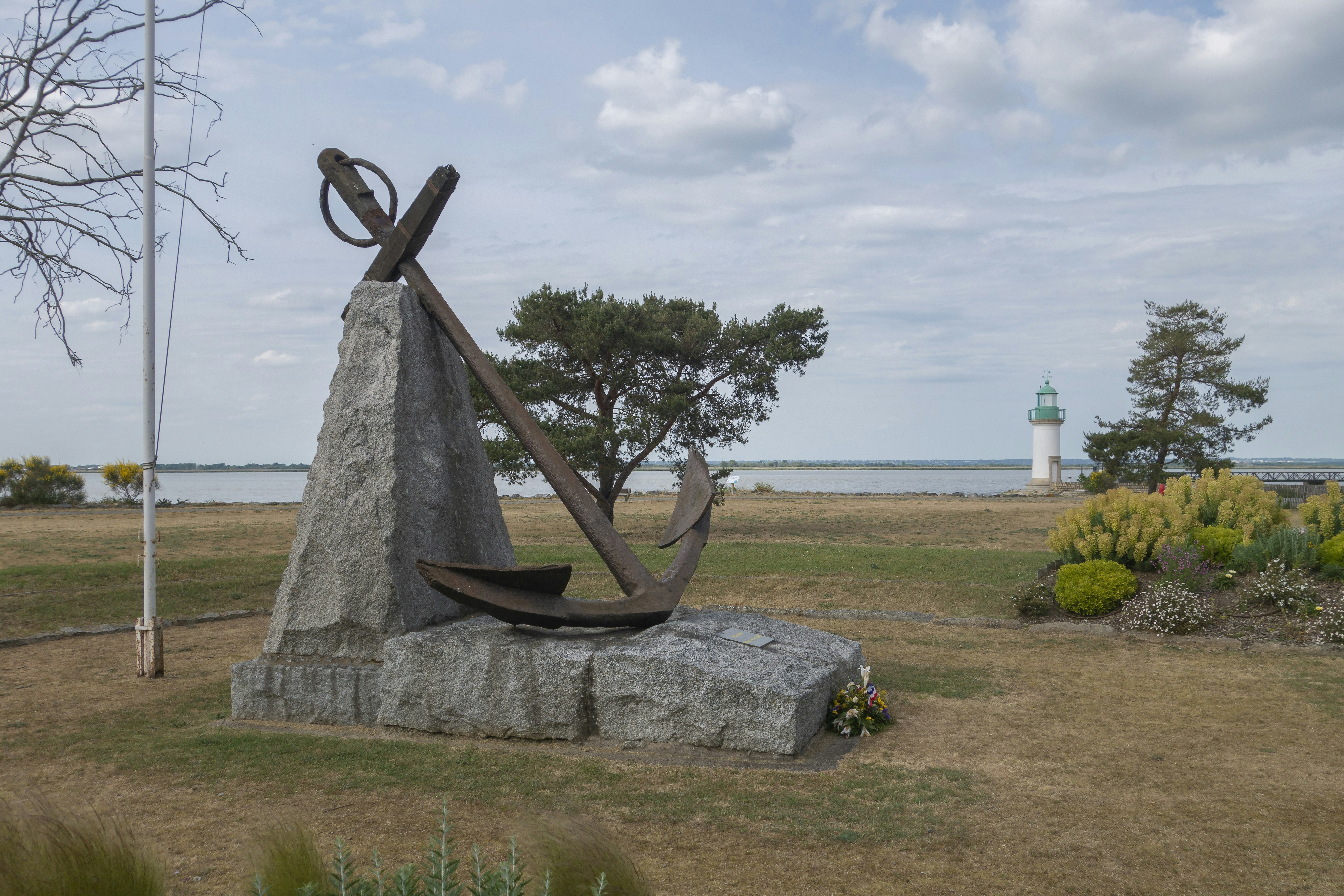 Una estatua de un barco y ancla en una roca foto – Imagen de Francia ...