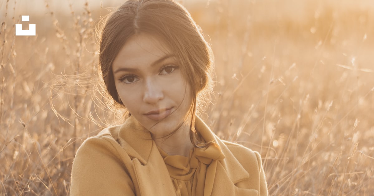 Una Mujer Sentada En Un Campo De Hierba Alta Foto Imagen De Londres