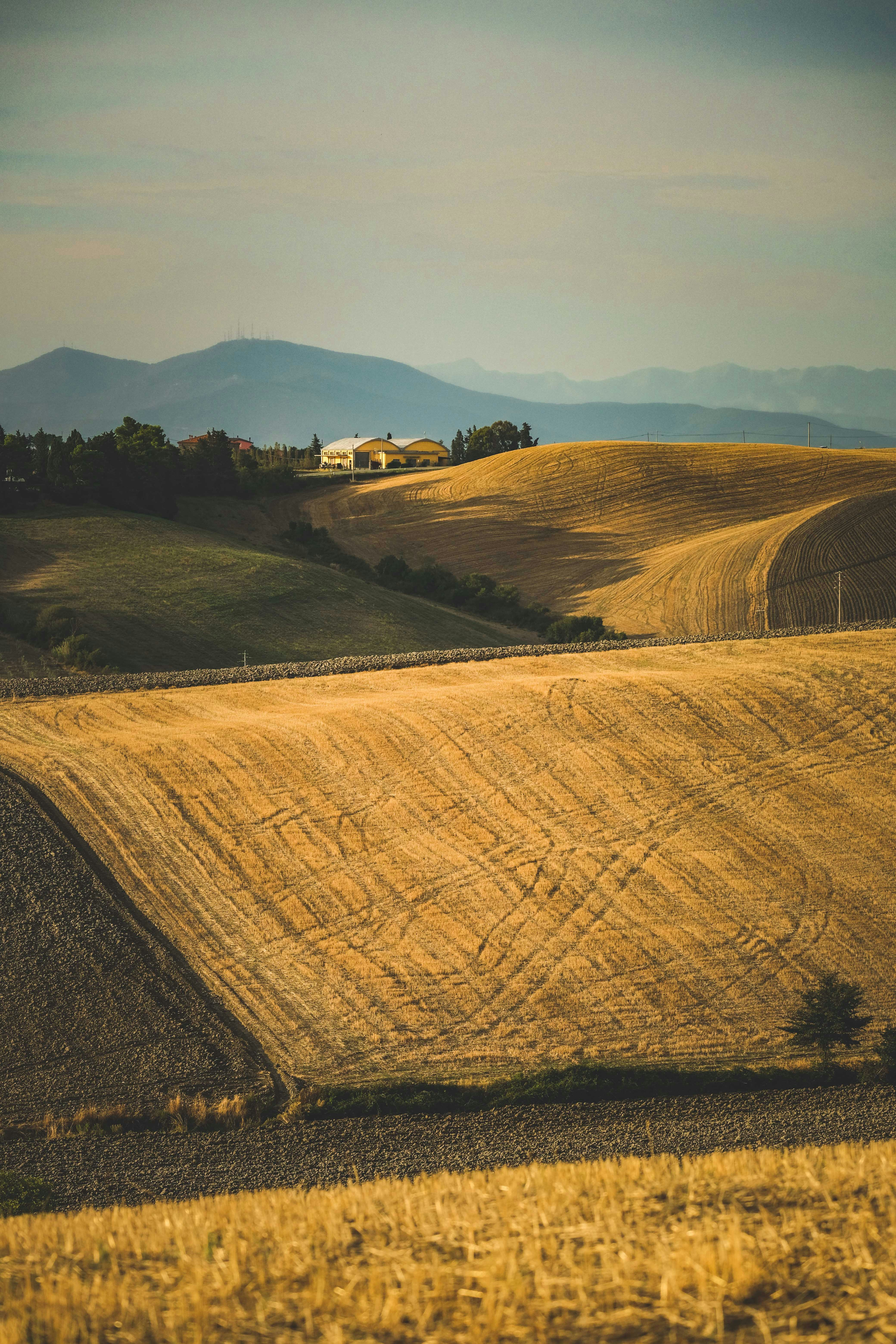 Un champ avec une maison au loin photo – Photo La nature Gratuite sur ...