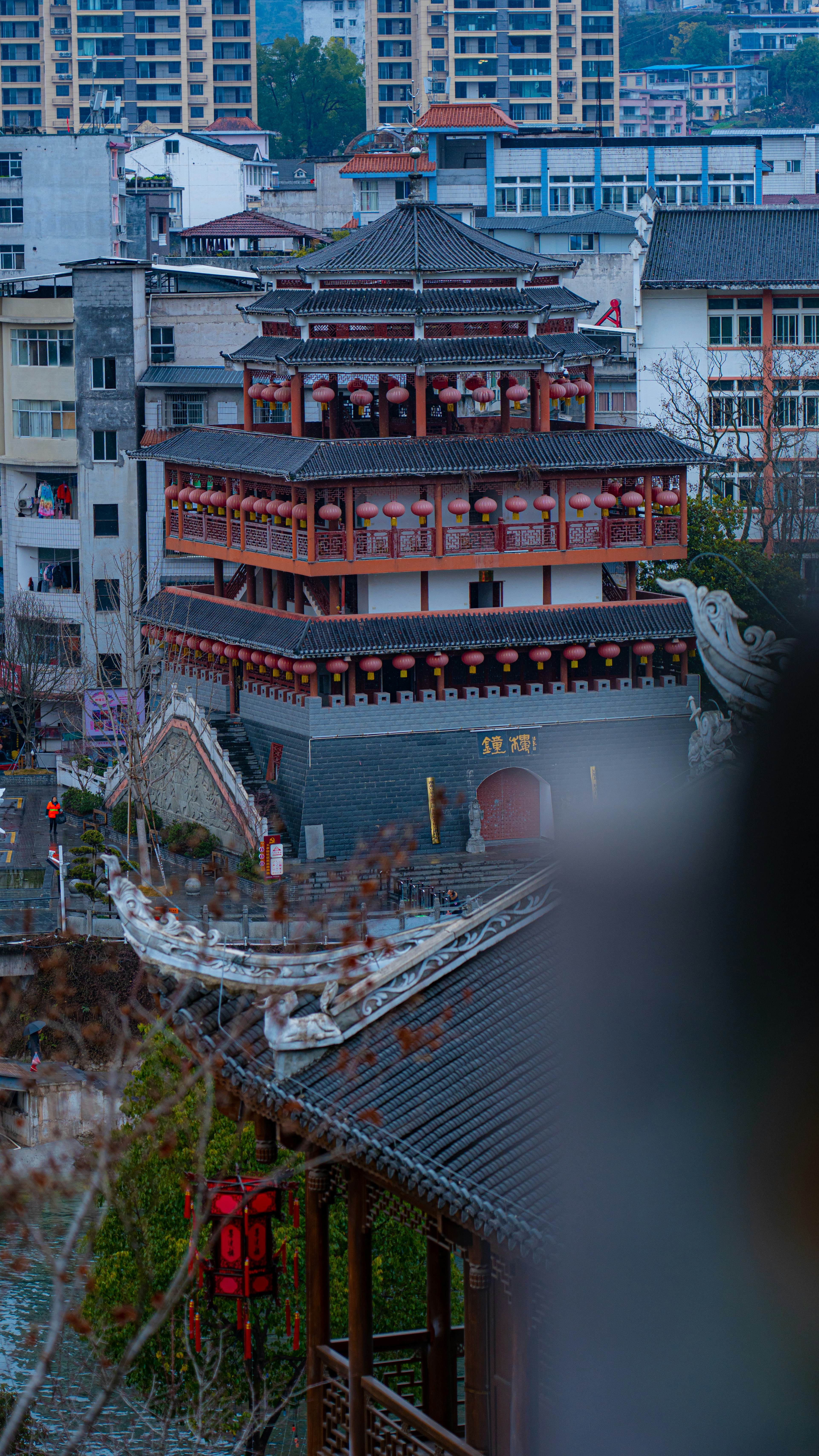 Lantern-Woven Pagoda: A Vertical Tale Between Concrete and Sky