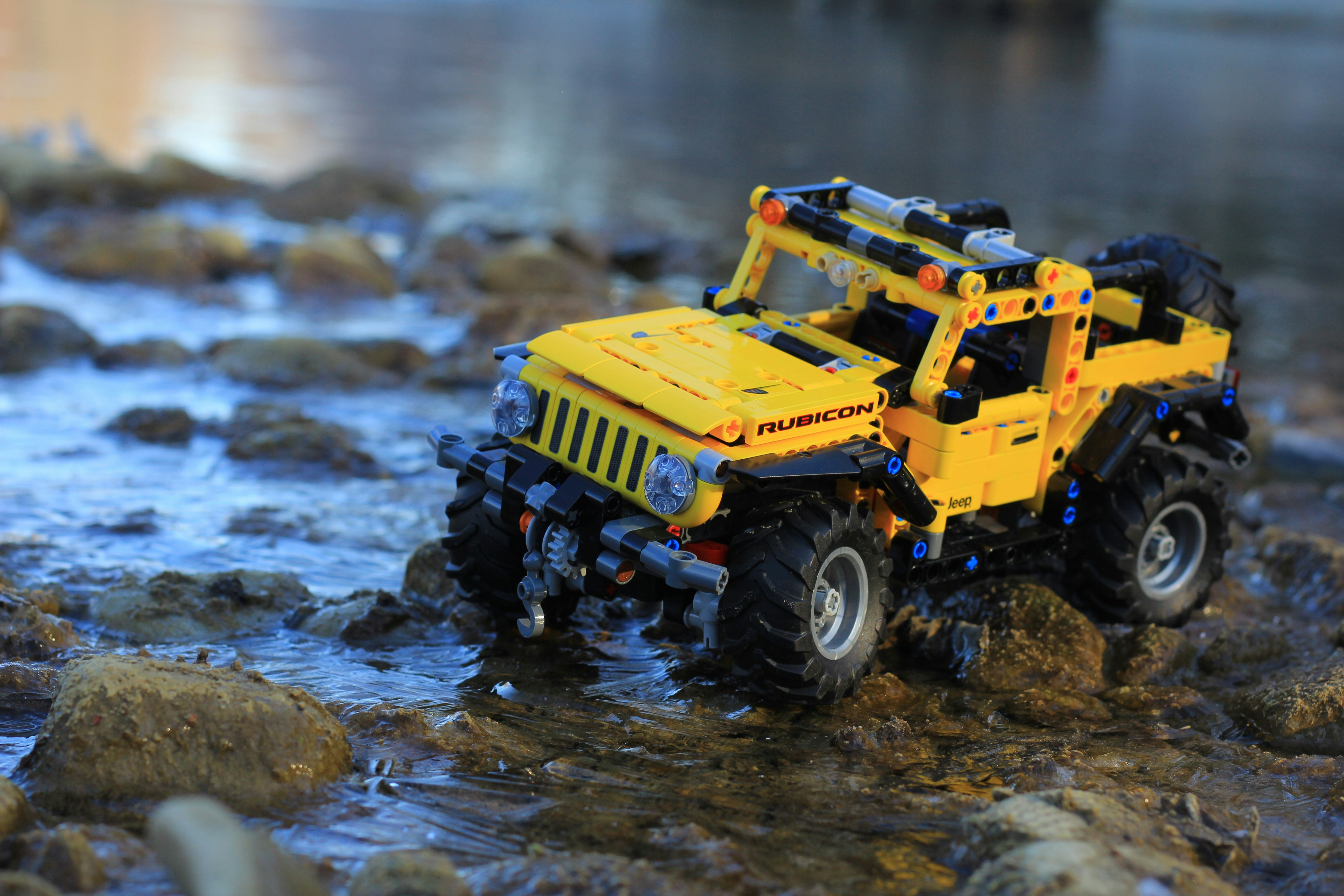 Yellow Off-Road Explorer: A Tiny Vehicle Navigates Shallow Tide