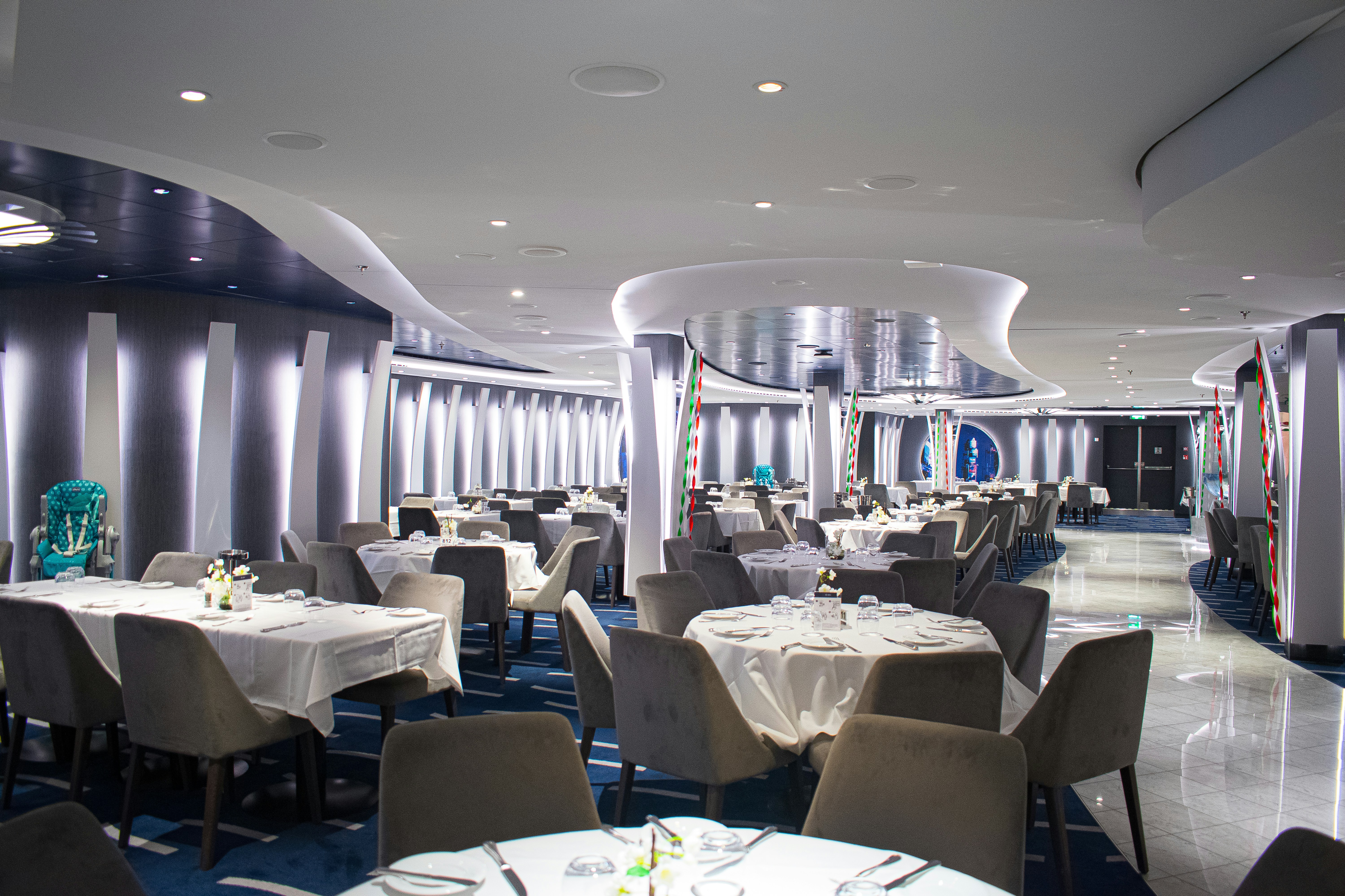 A dining room with tables and chairs and a ceiling photo – Free ...