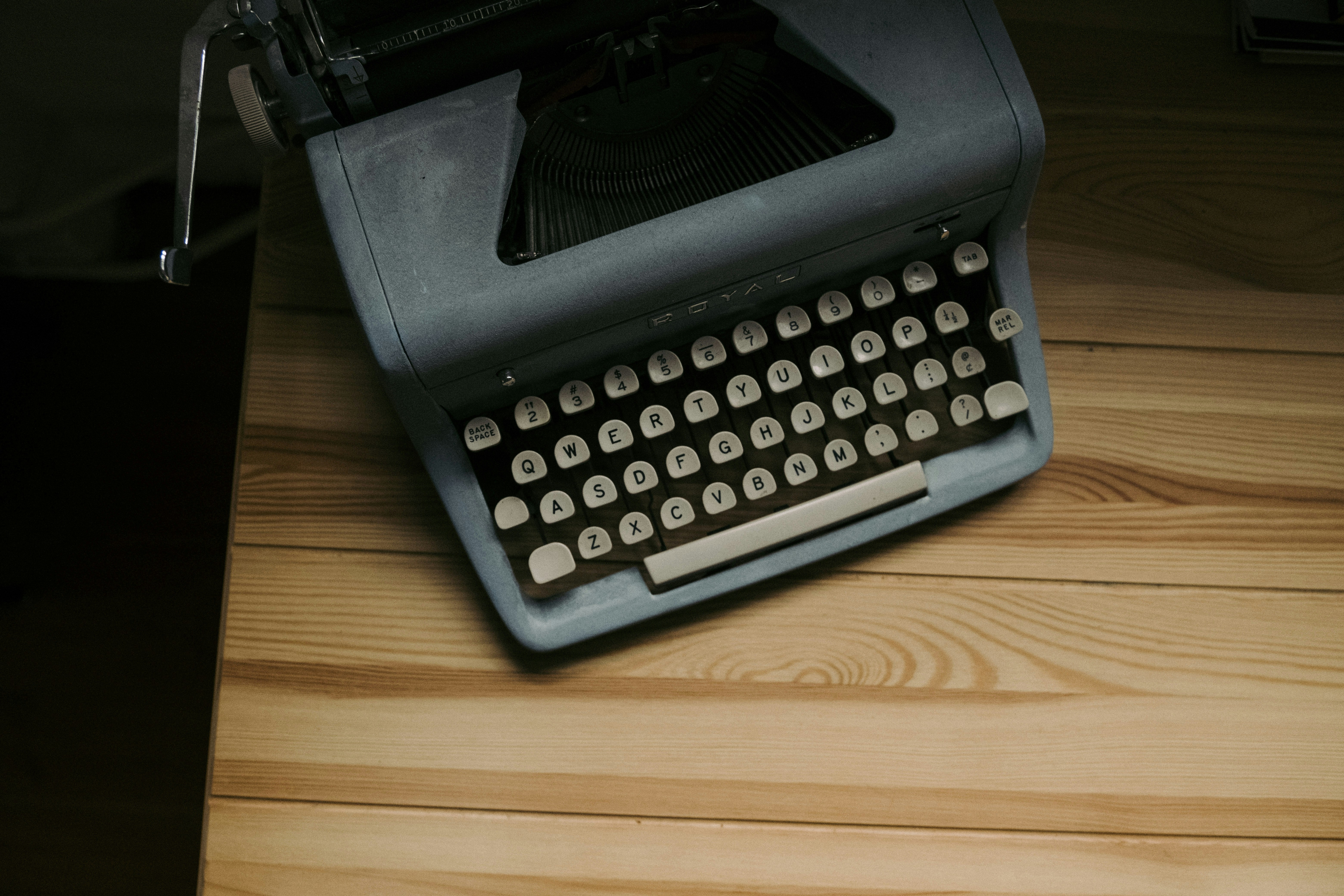 An old fashioned typewriter sitting on a wooden table photo – Free ...