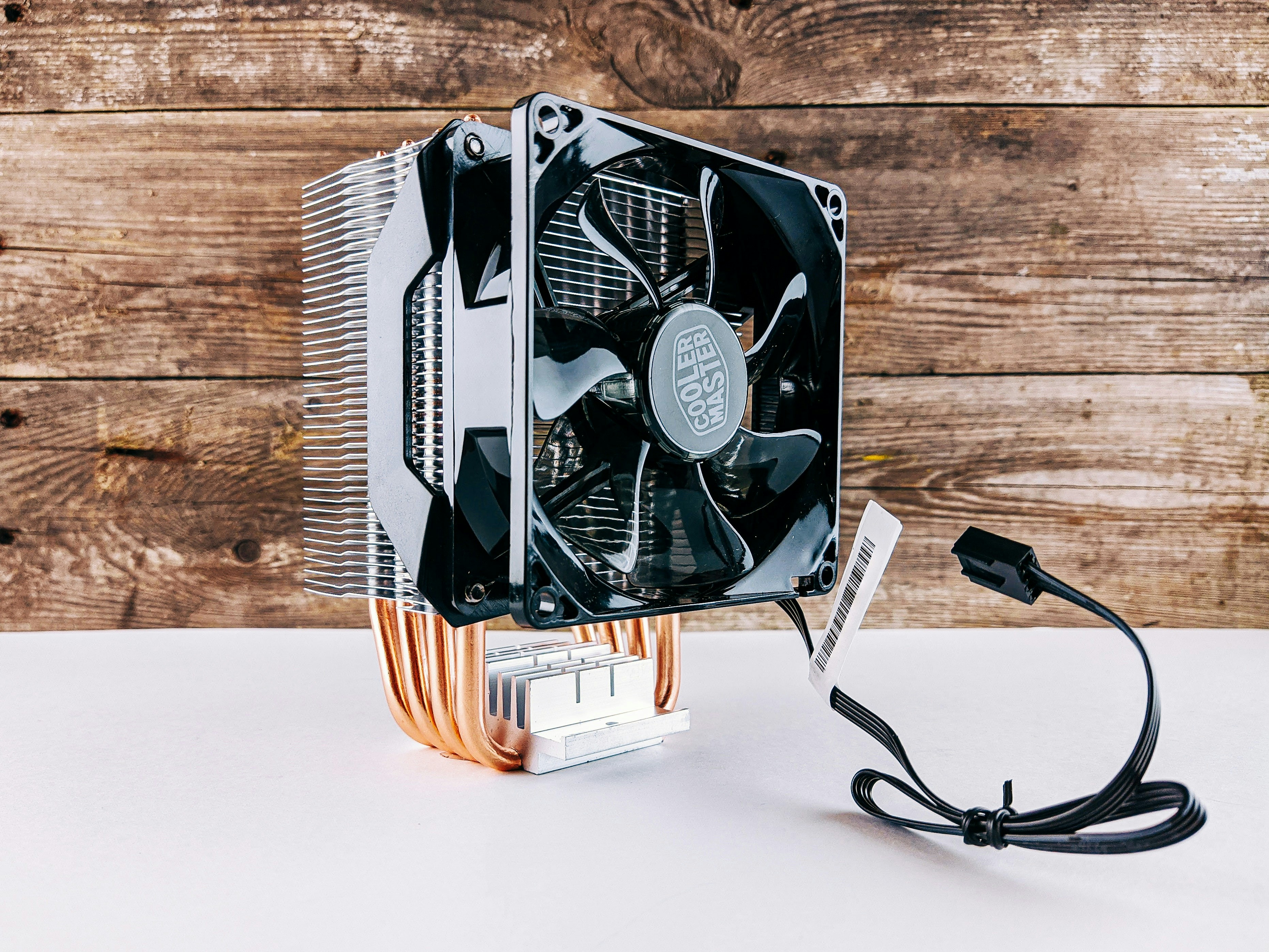 A computer cpu sitting on top of a table photo – Free Image on Unsplash