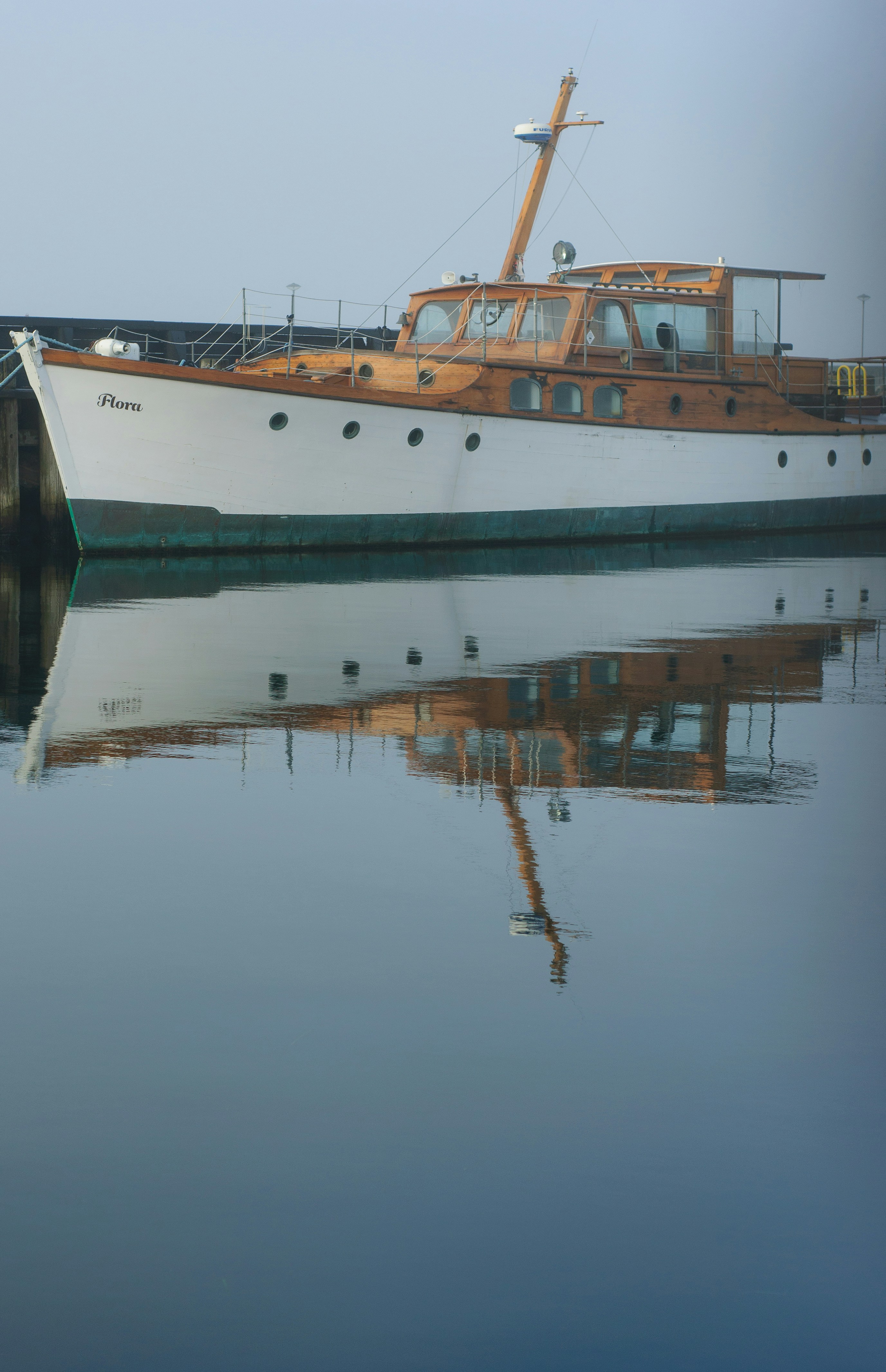 Foto zum Thema Ein großes weißes Boot, das auf einem Gewässer schwimmt ...