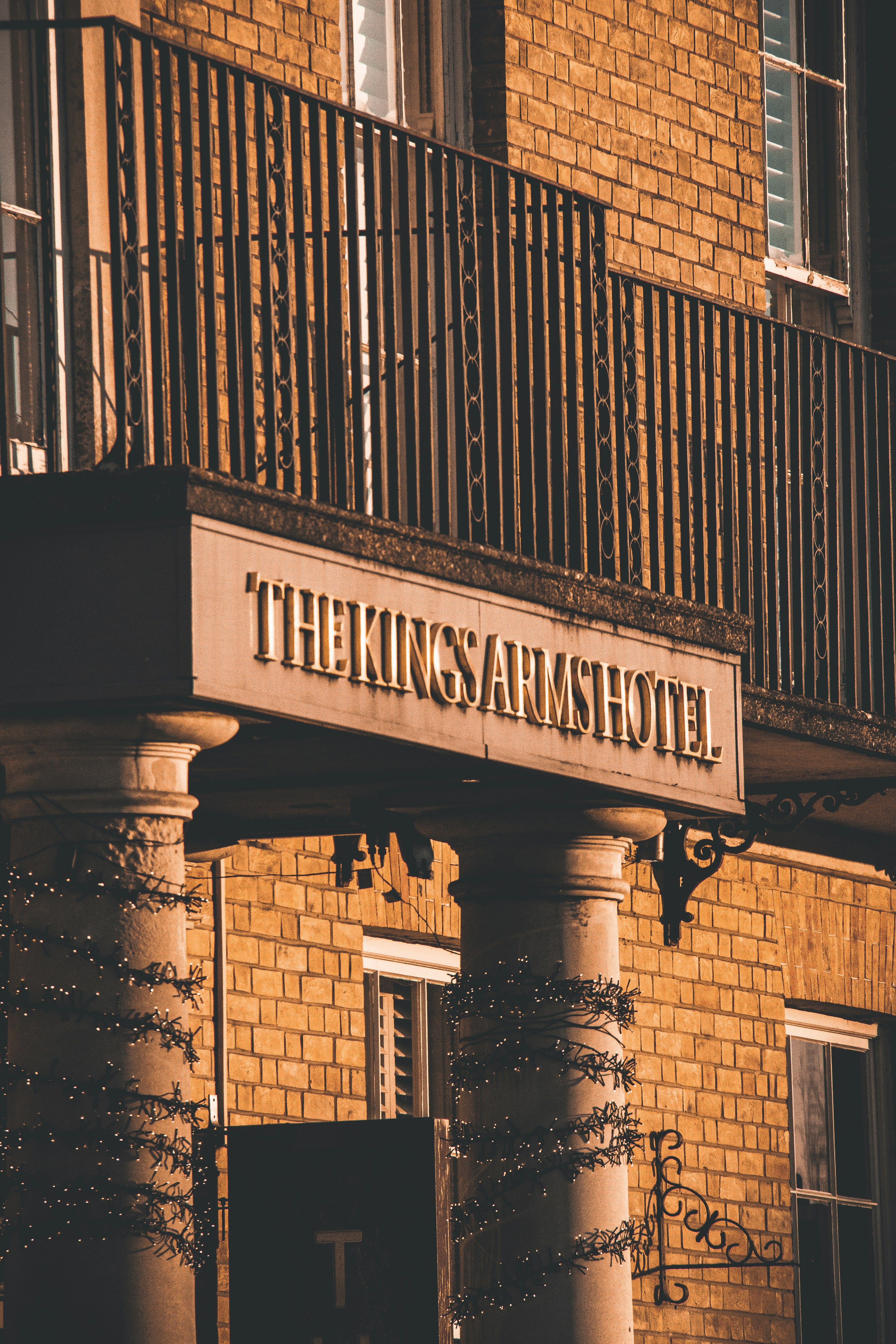 a brick building with a sign that says thrinnsamshote