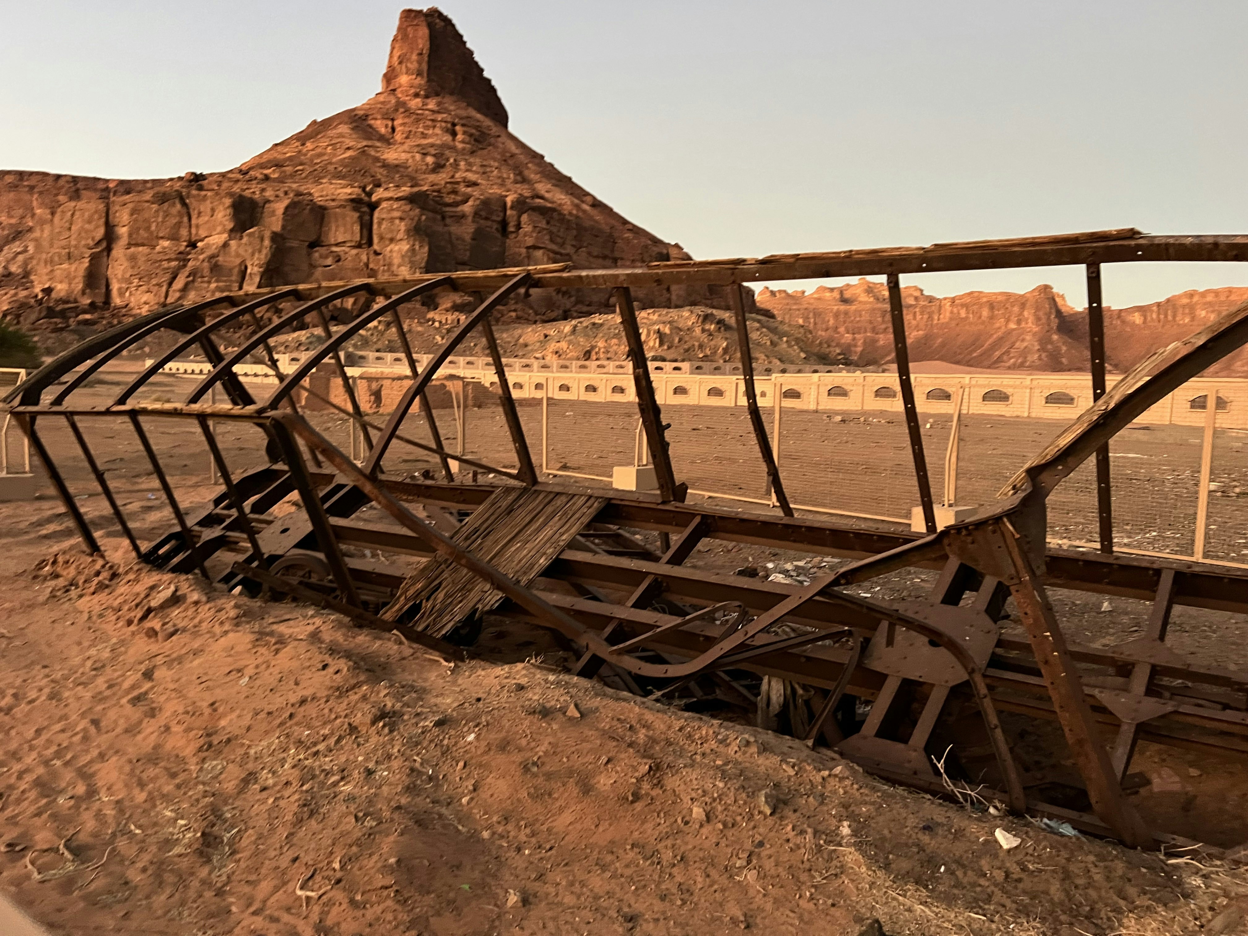 A rusted metal rail sitting on top of a dirt field photo – Free Alula ...