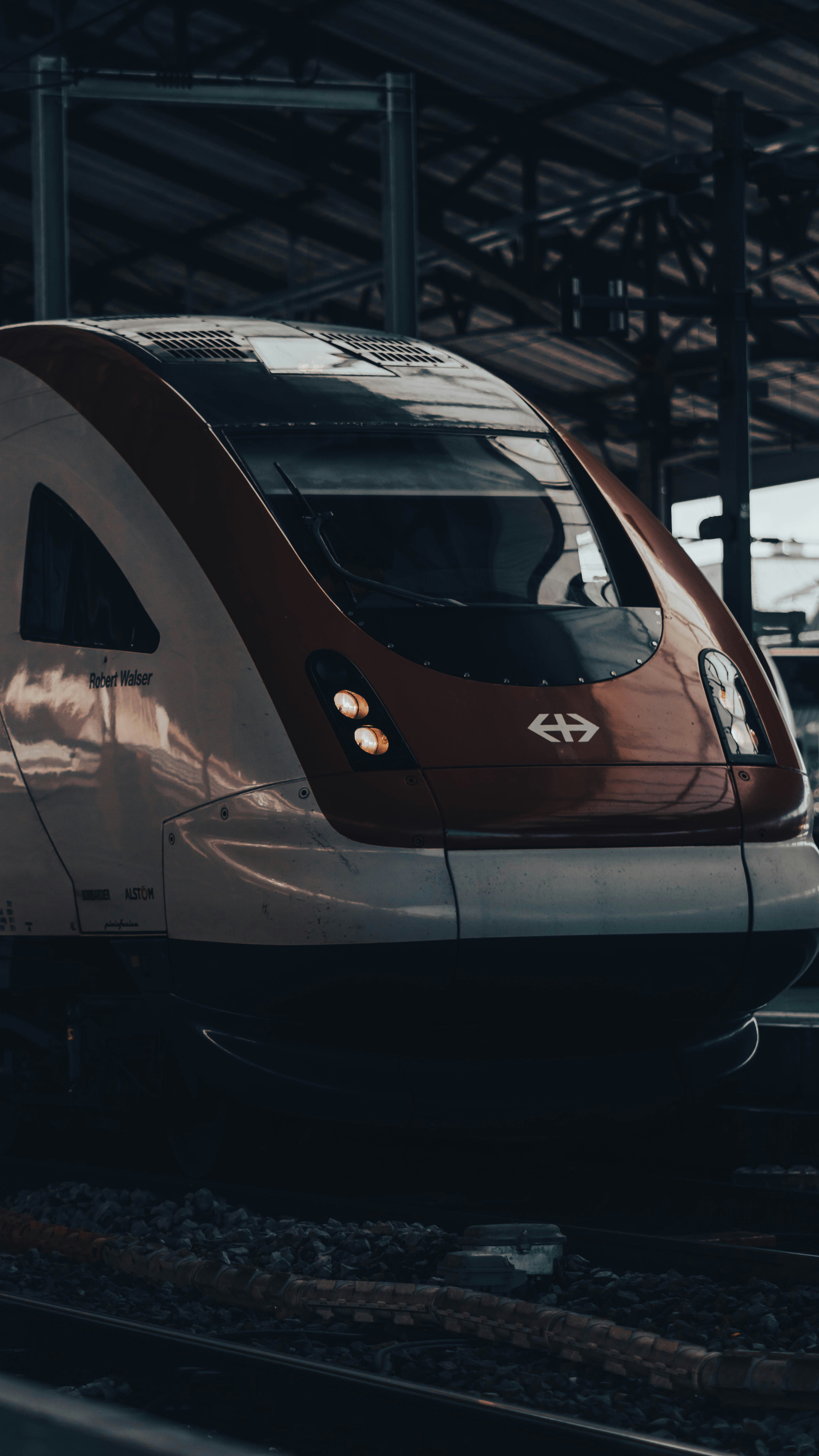 Un train rouge et blanc circulant sur les voies ferrées photo – Photo ...