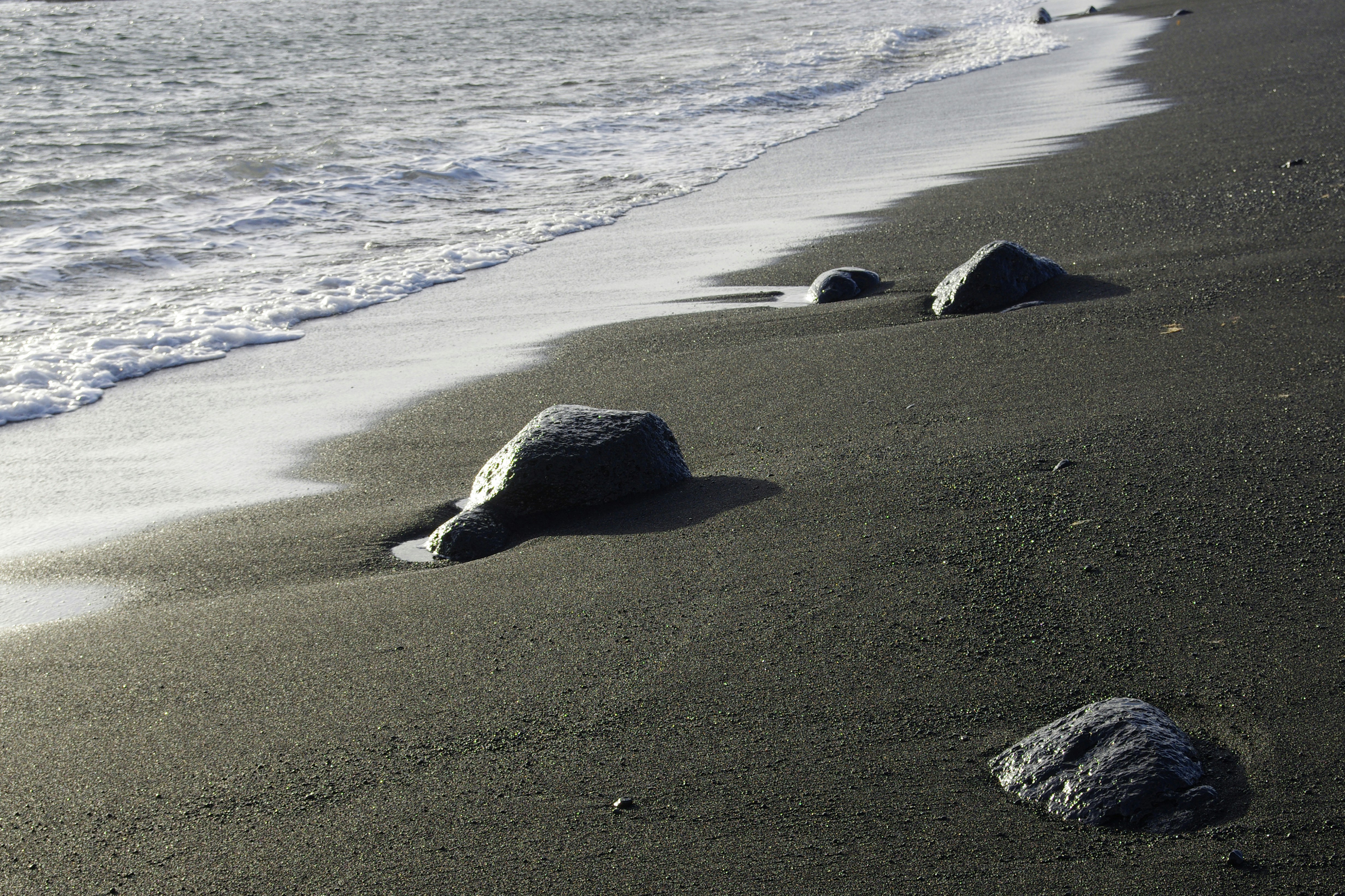 Dos rocas en una playa cerca del océano foto – Imagen de Playa del ...