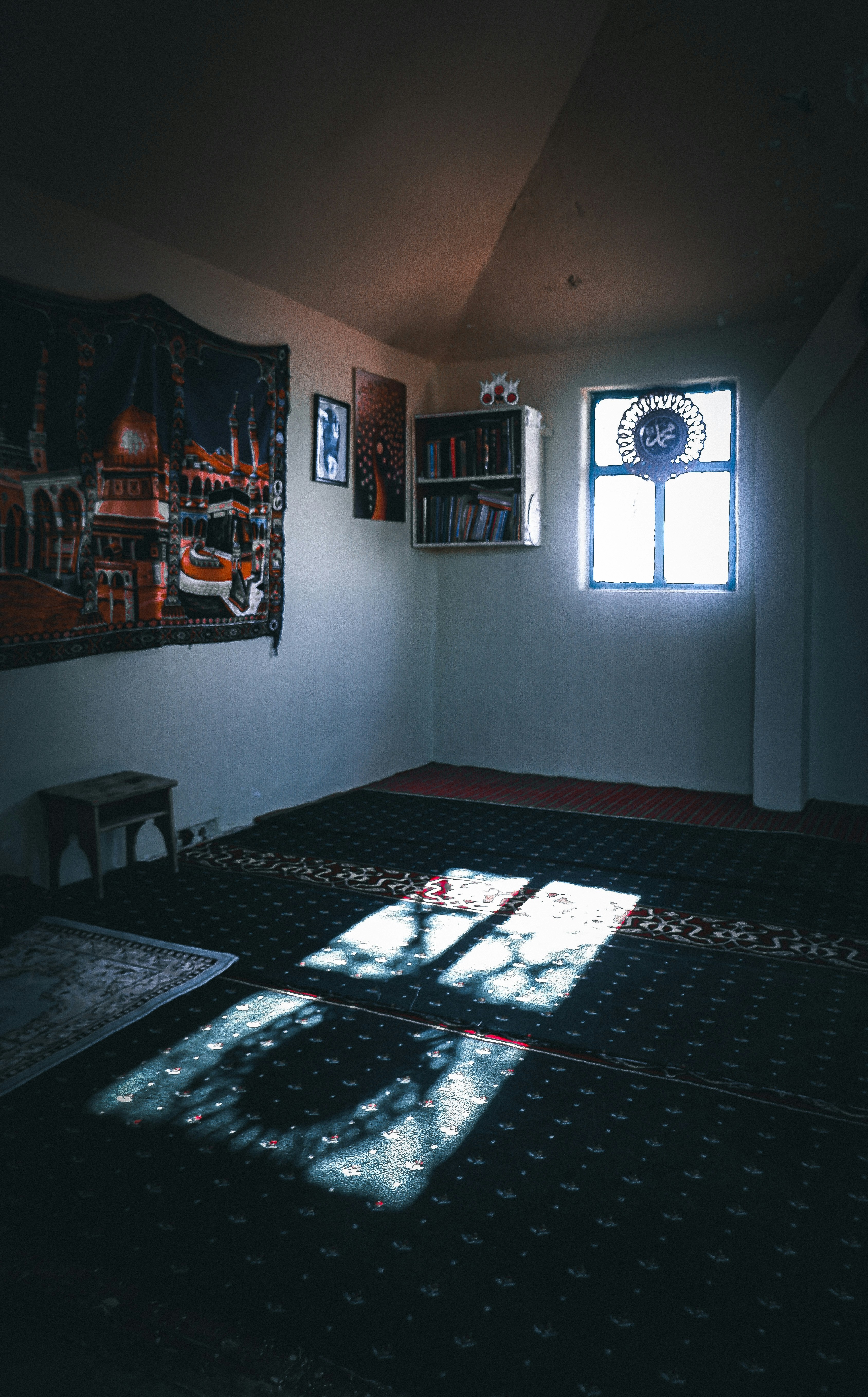A room with a rug and a window photo – Free Building Image on Unsplash