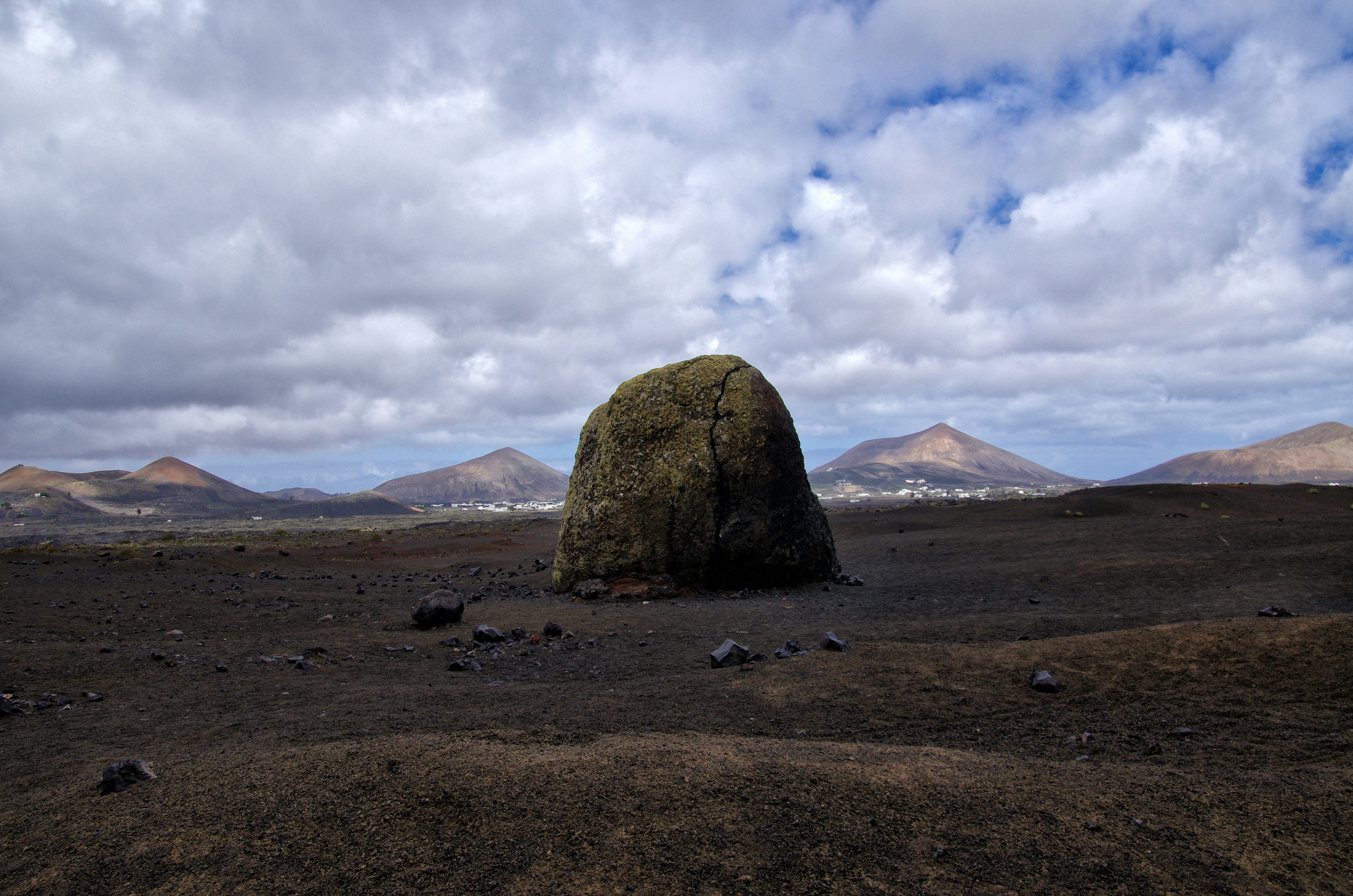 Un gros rocher assis au milieu d’un champ photo – Photo Montana ...