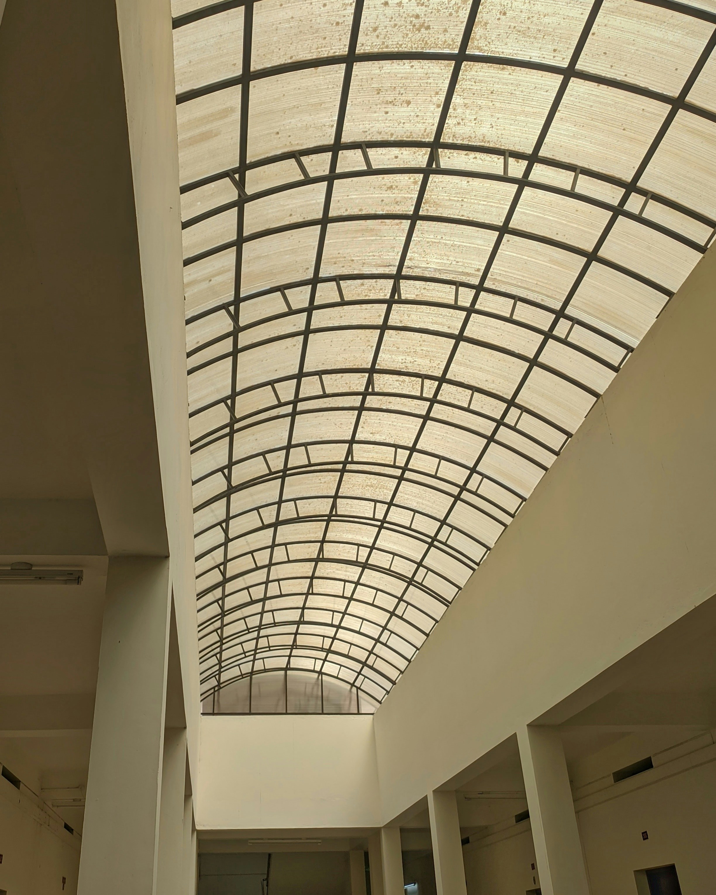 Foto Un edificio vacío con techo de metal y paredes blancas – Imagen ...