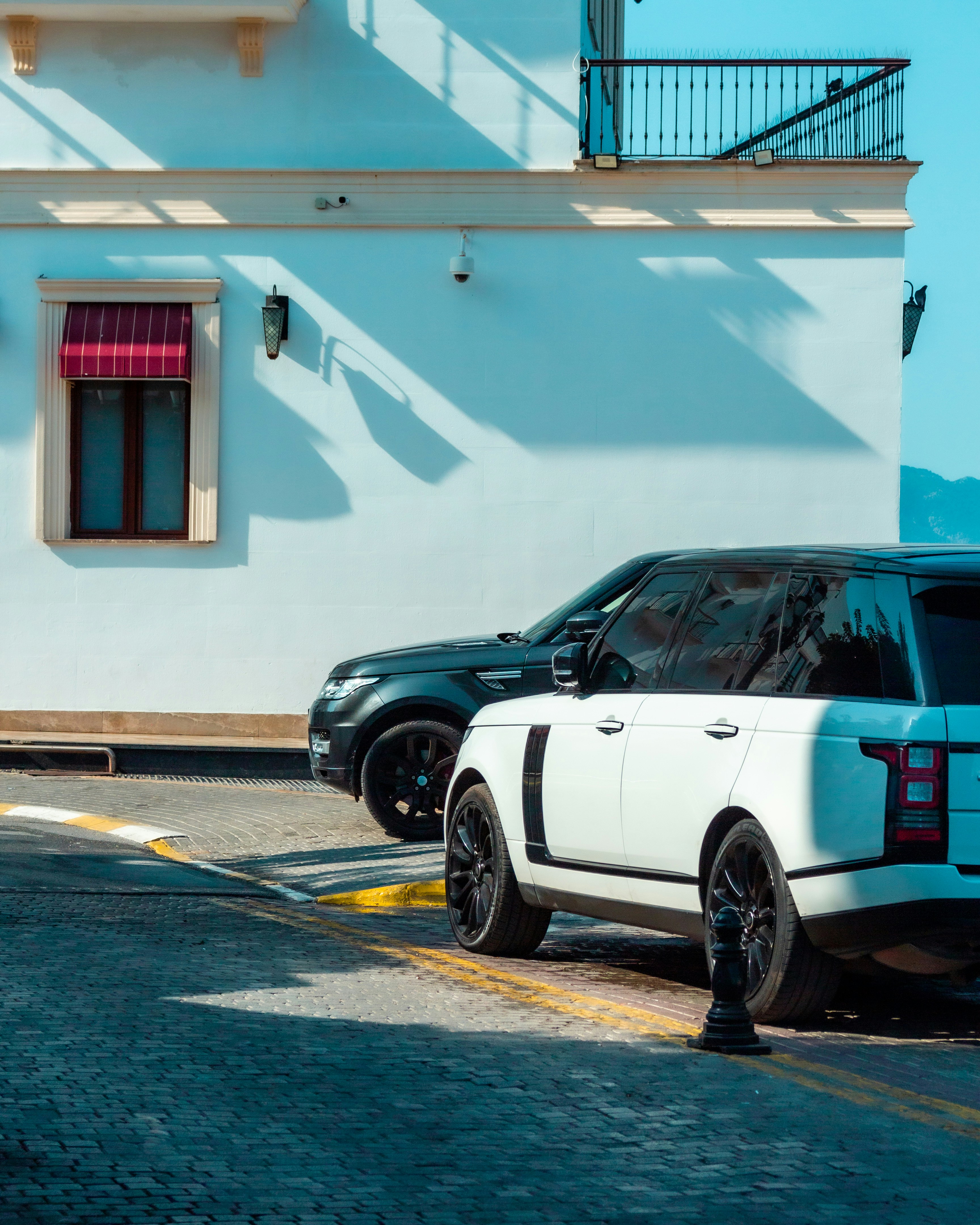 A range rover parked in front of a white building photo – Free Girne ...