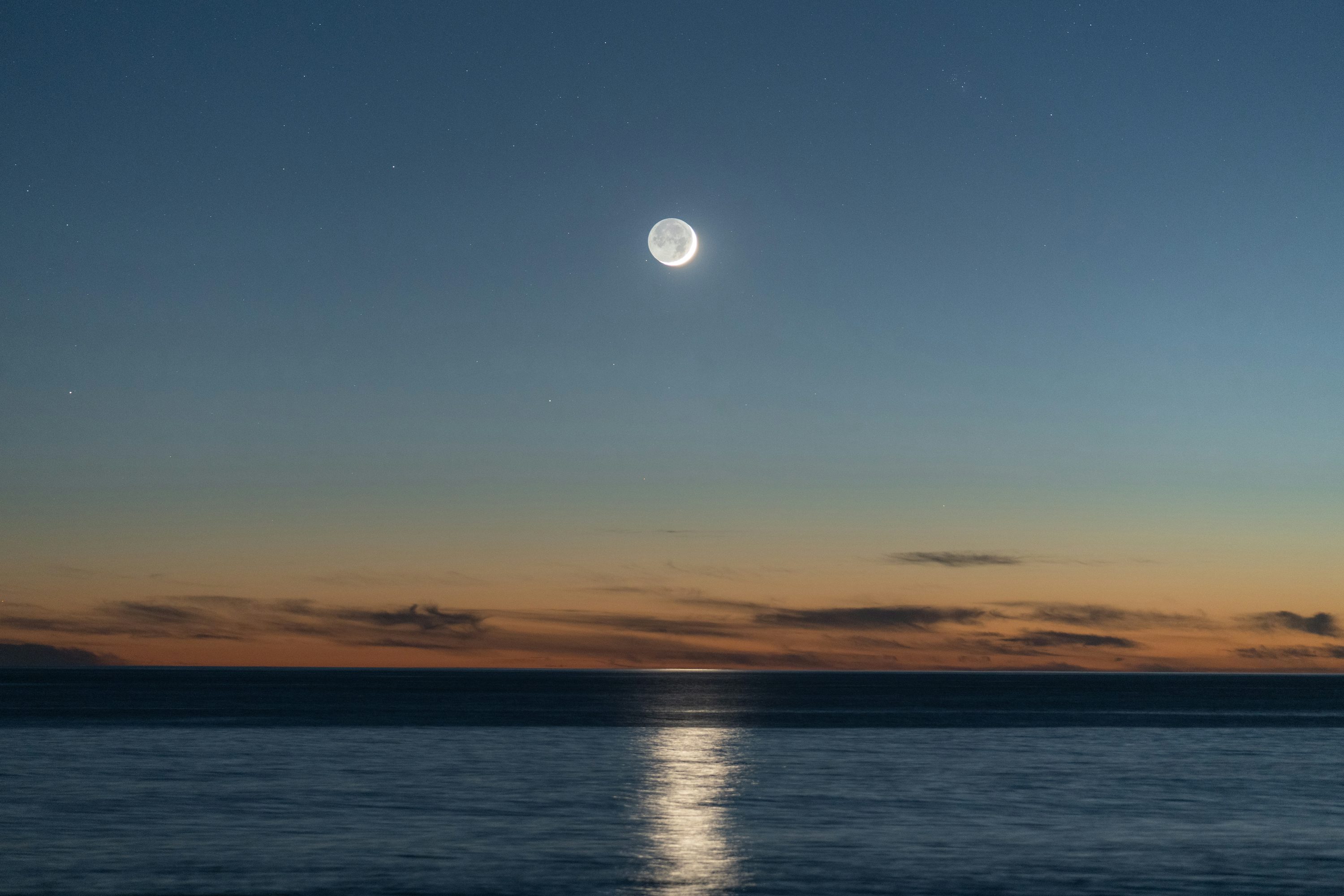 Una luna llena se ve en el cielo sobre el océano foto – Imagen de Fondo ... Una luna llena se ve en el cielo sobre el océano foto – Imagen de Fondo ...